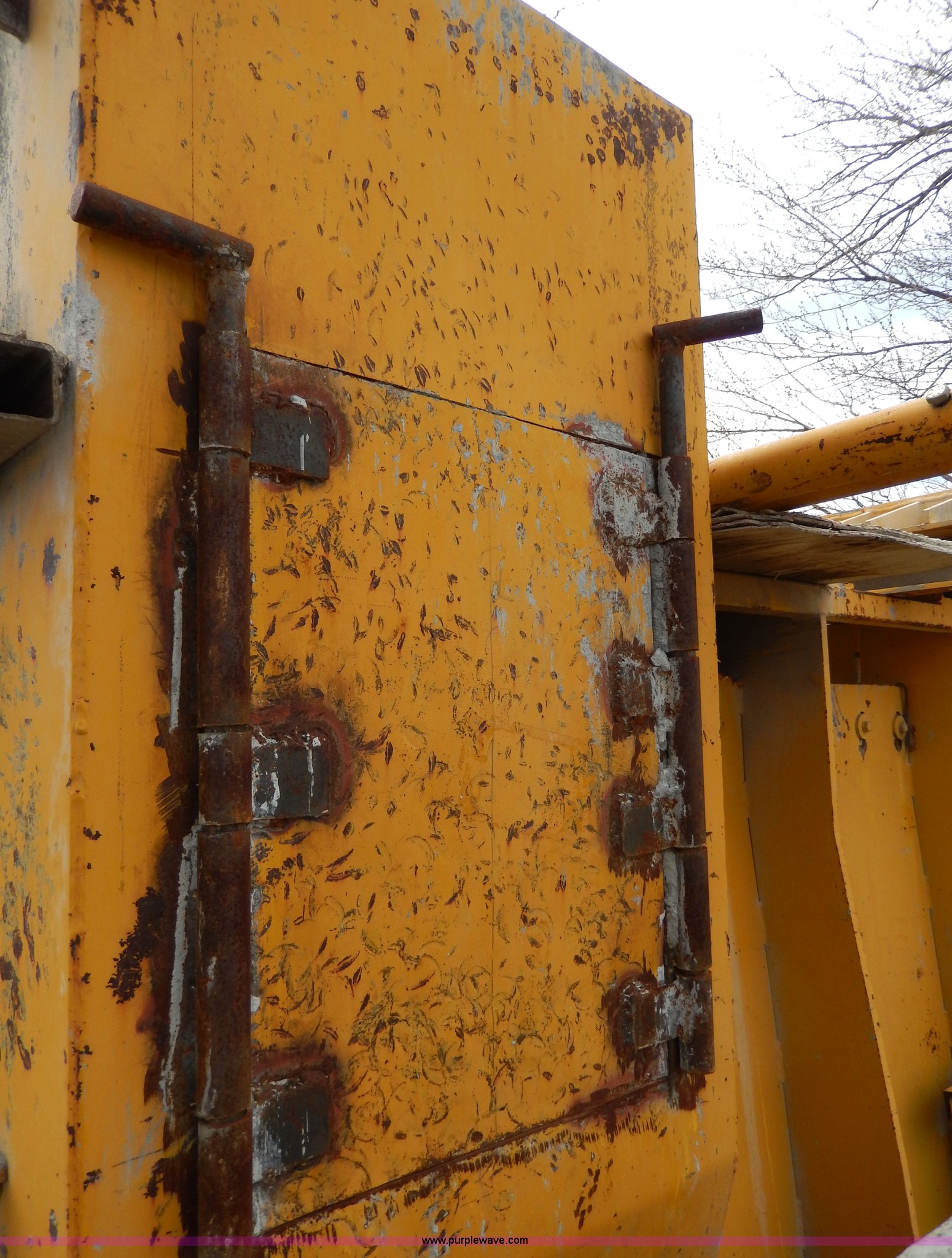 Gomaco Jersey barrier mold in Topeka, KS | Item AJ9989 sold | Purple Wave