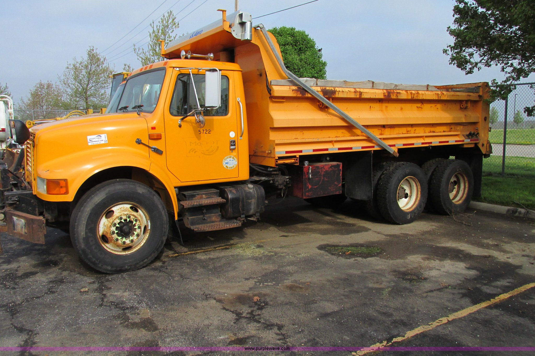 1998 International Navistar 4900 dump truck in Sikeston, MO | Item ...