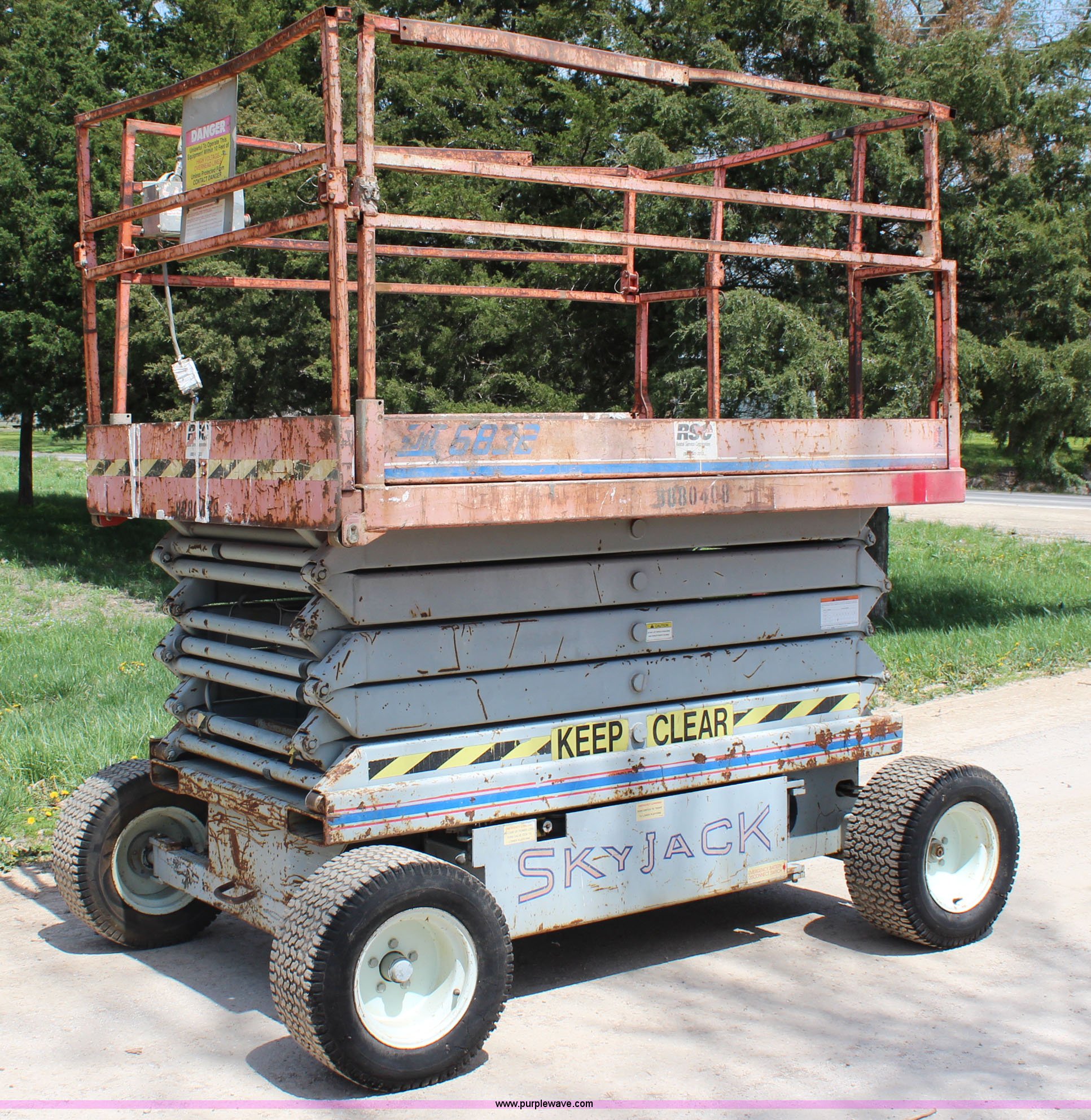 1994 Skyjack SJII 6832 scissor lift in Lawrence, KS | Item G5448 sold ...
