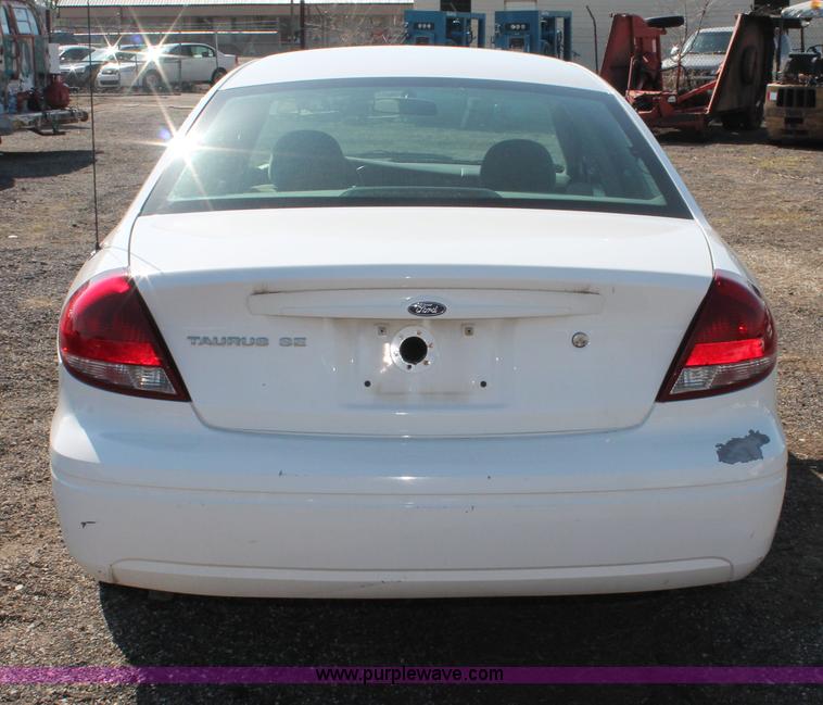 2006 Ford Taurus SE in Wichita, KS | Item D8242 sold | Purple Wave