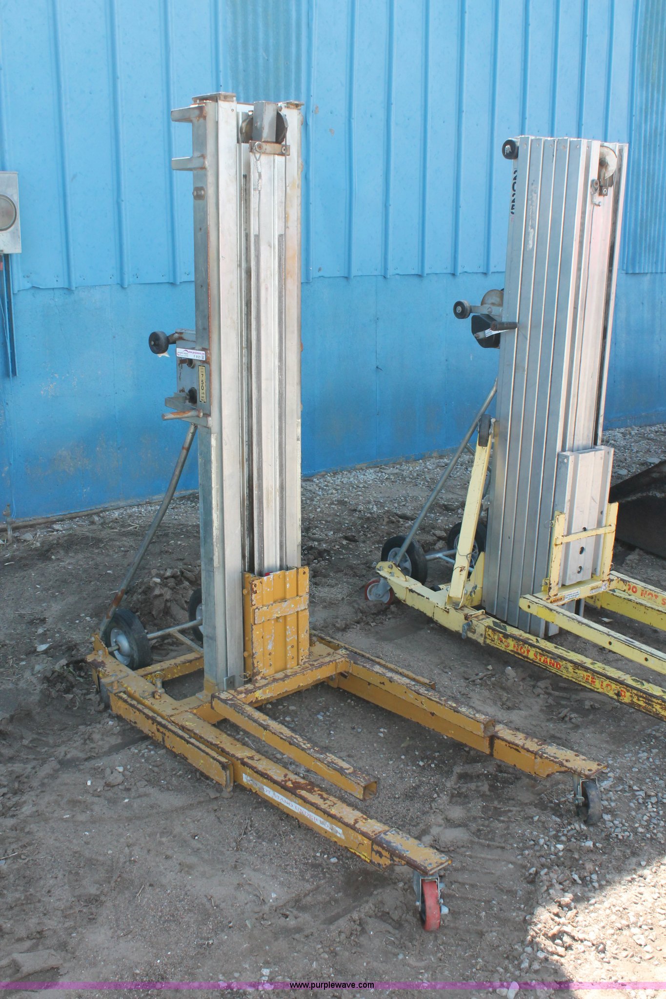 Sumner 720 man lift in Wichita, KS | Item F9123 sold | Purple Wave