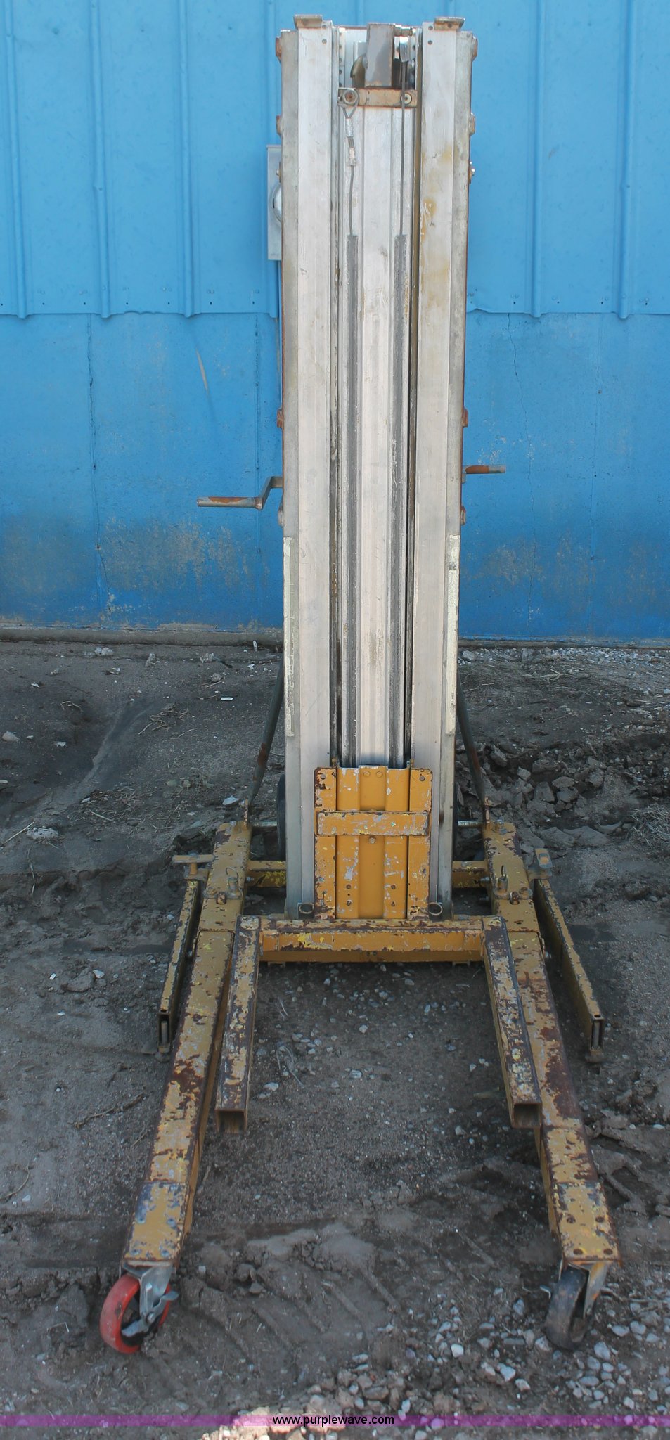 Sumner 720 man lift in Wichita, KS | Item F9123 sold | Purple Wave