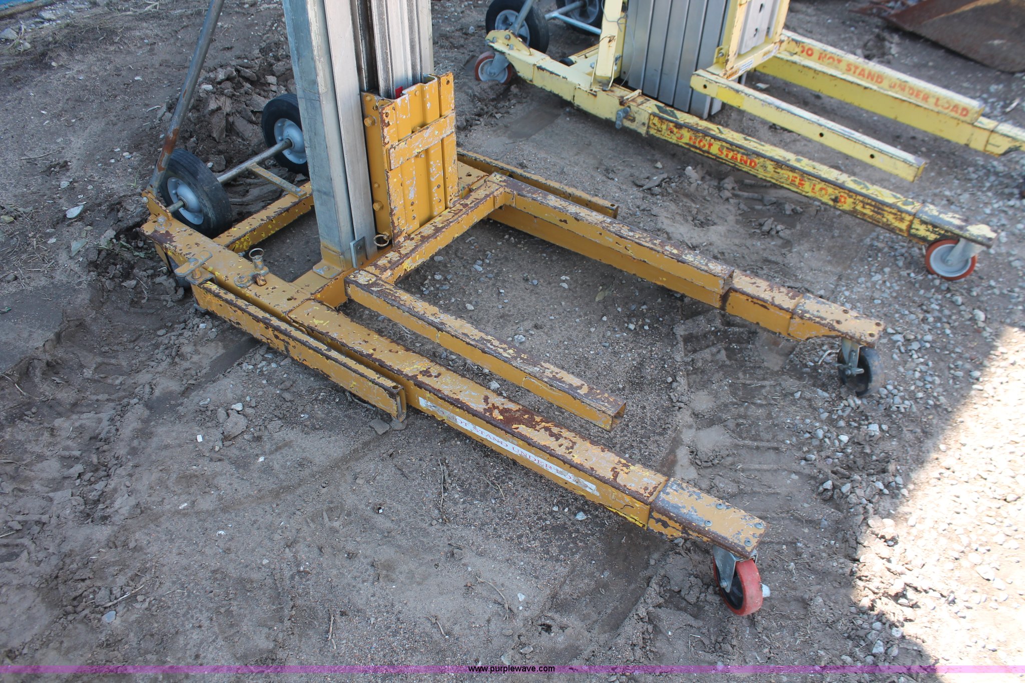 Sumner 720 man lift in Wichita, KS | Item F9123 sold | Purple Wave