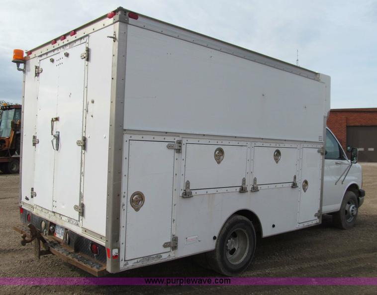 2003 Chevrolet Express G3500 box truck in Des Moines, IA | Item D7384 ...