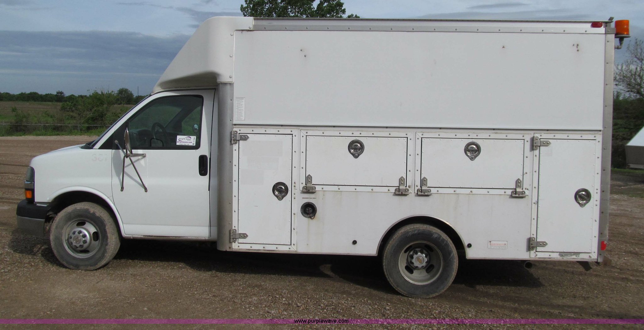 2003 Chevrolet Express G3500 box truck in Des Moines, IA | Item D7384 ...