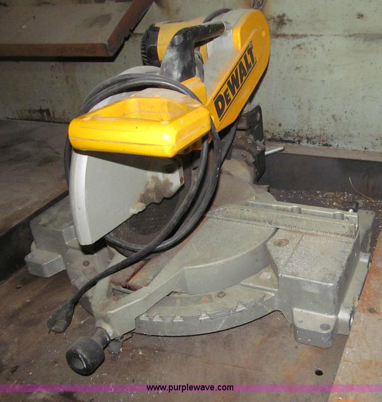 DeWalt DW706 miter saw in Adair, IA | Item D7404 sold | Purple Wave