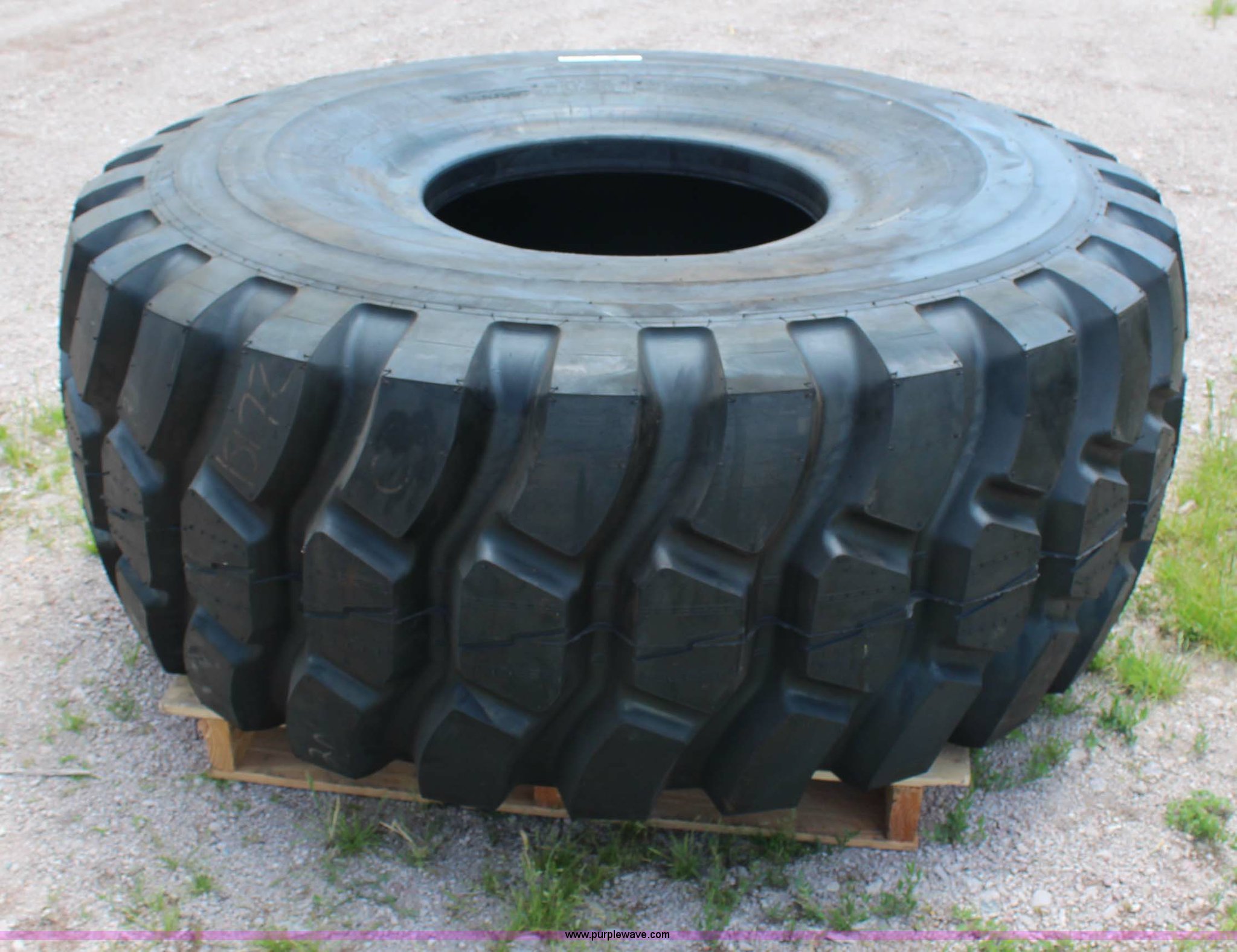Bridgestone 26.5R25 tire in Shawnee, KS | Item X9374 sold | Purple Wave