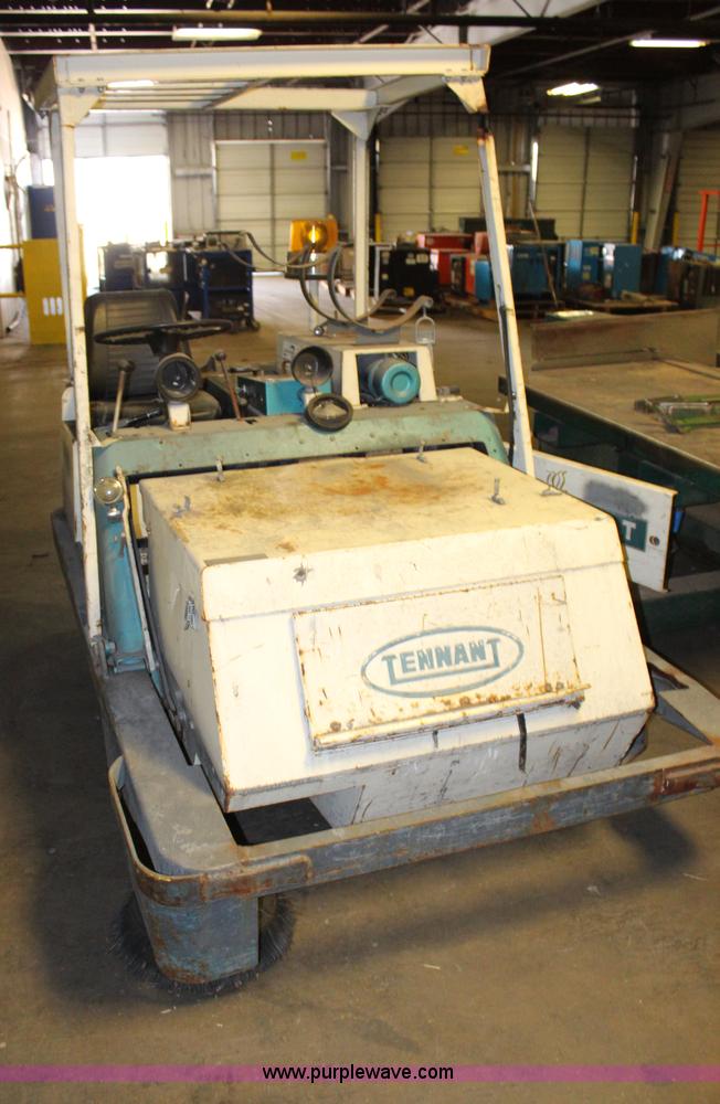 Tennant Power Sweep 280 floor sweeper in Kansas City, MO | Item G5202 ...