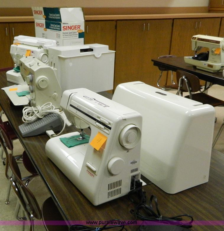 Bernina 1005 sewing machine in Hays, KS | Item Y9259 sold | Purple Wave
