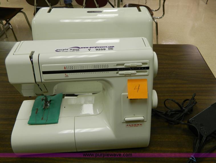 Bernina 1005 sewing machine in Hays, KS | Item Y9259 sold | Purple Wave