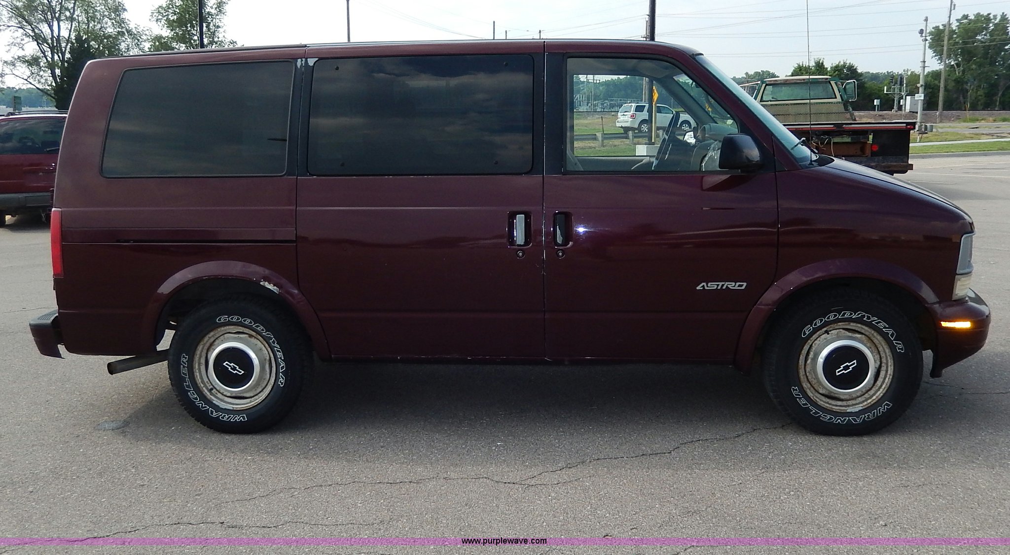 1996 Chevrolet Astro van in Manhattan, KS | Item H3021 sold | Purple Wave