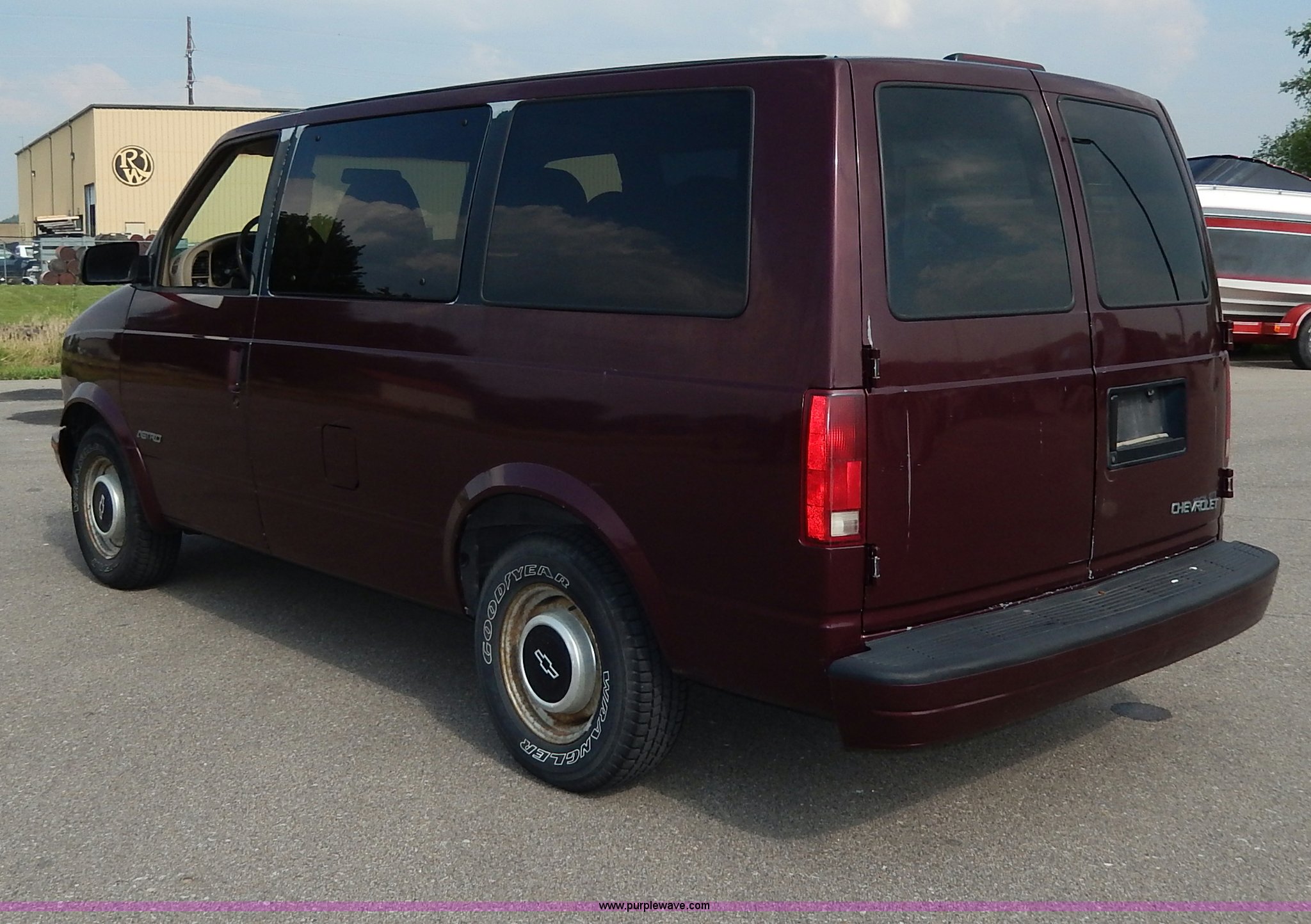 1996 Chevrolet Astro van in Manhattan, KS | Item H3021 sold | Purple Wave