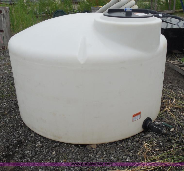 550 gallon water tank in New Berlin, WI | Item G8649 sold | Purple Wave