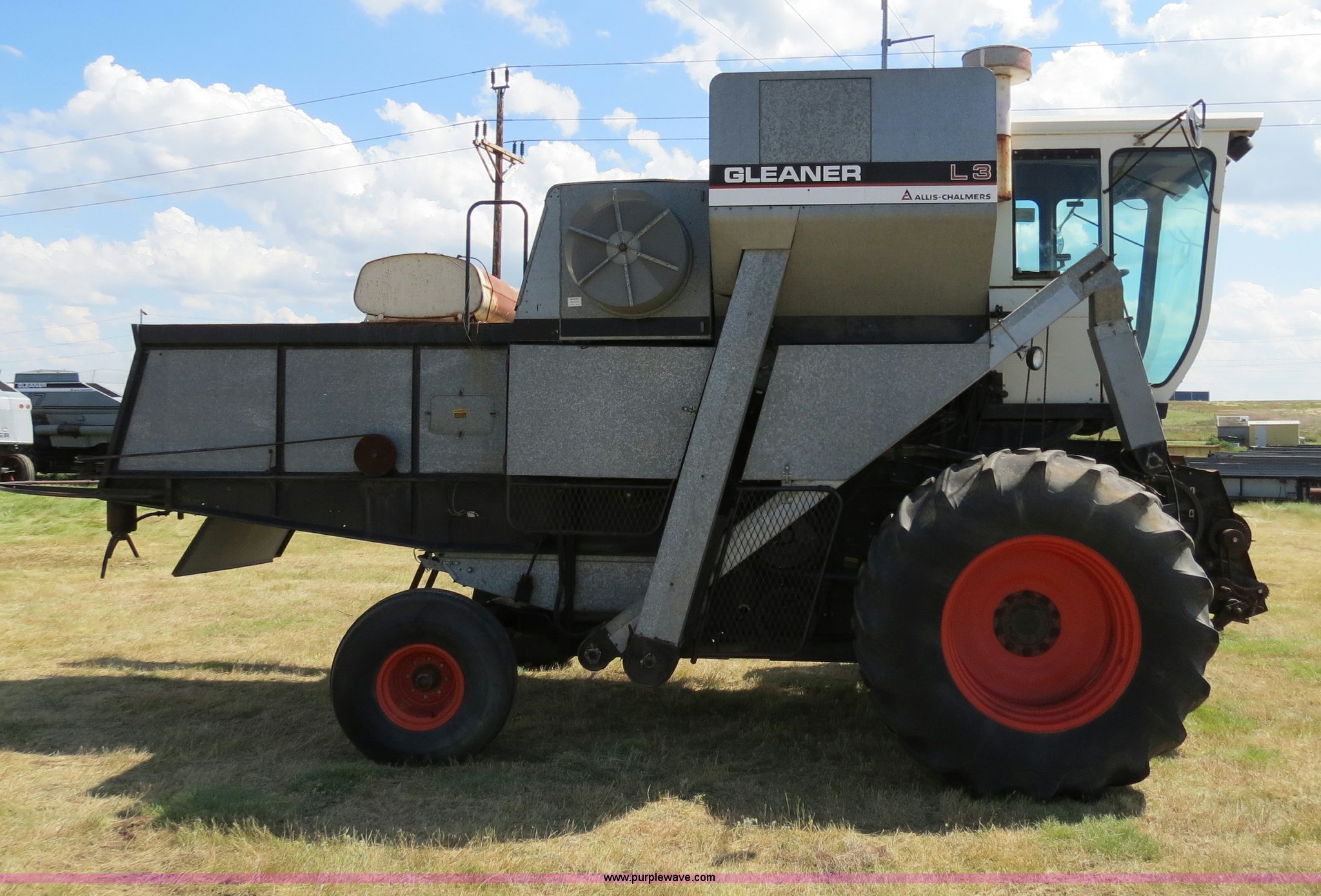 1983 Gleaner L3 combine in Williston, ND | Item A8586 sold | Purple Wave