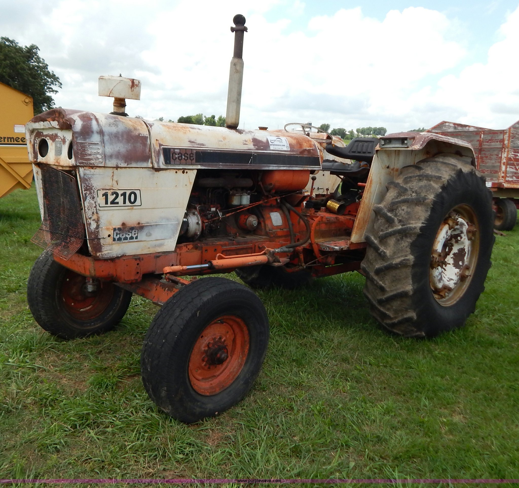 Case 1210 tractor in Verona, MO | Item G3361 sold | Purple Wave