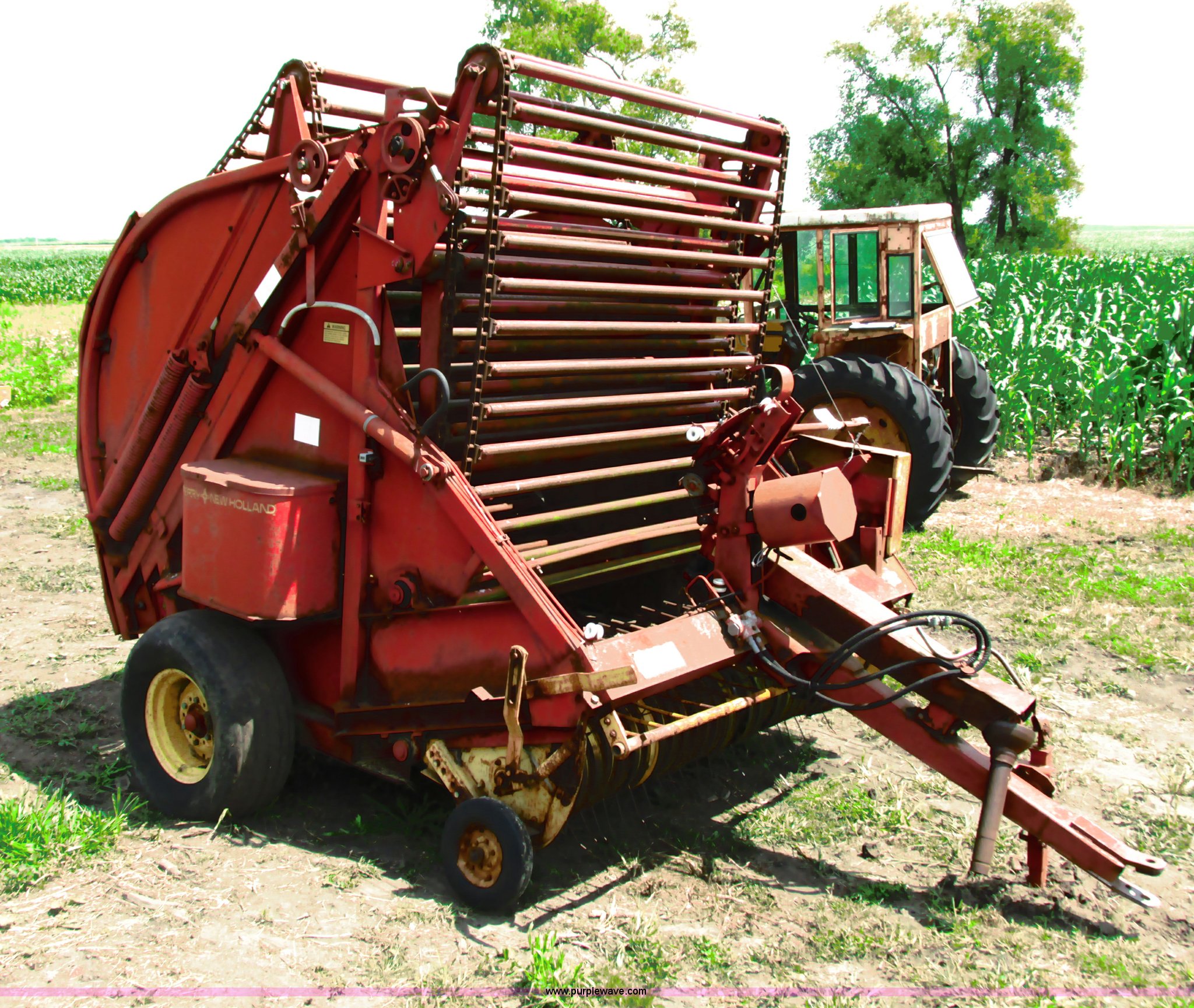 New Holland 850 round baler in Dexter, MN | Item G8562 sold | Purple Wave