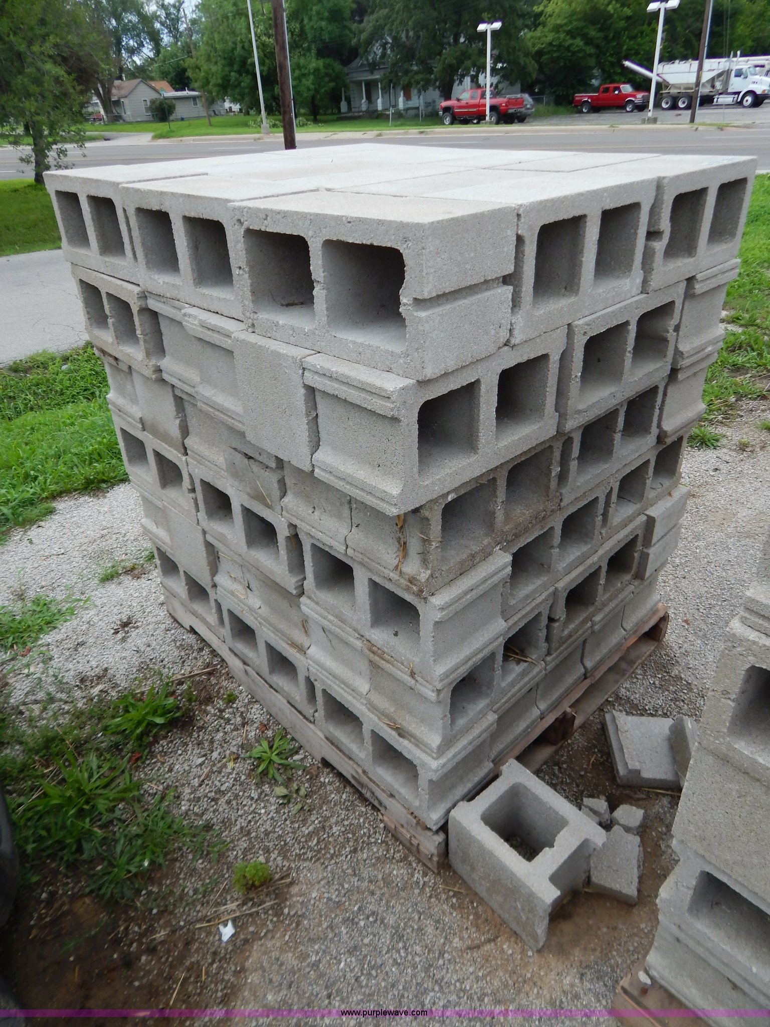 (90) cinder blocks in Nevada, MO | Item AW9208 sold | Purple Wave