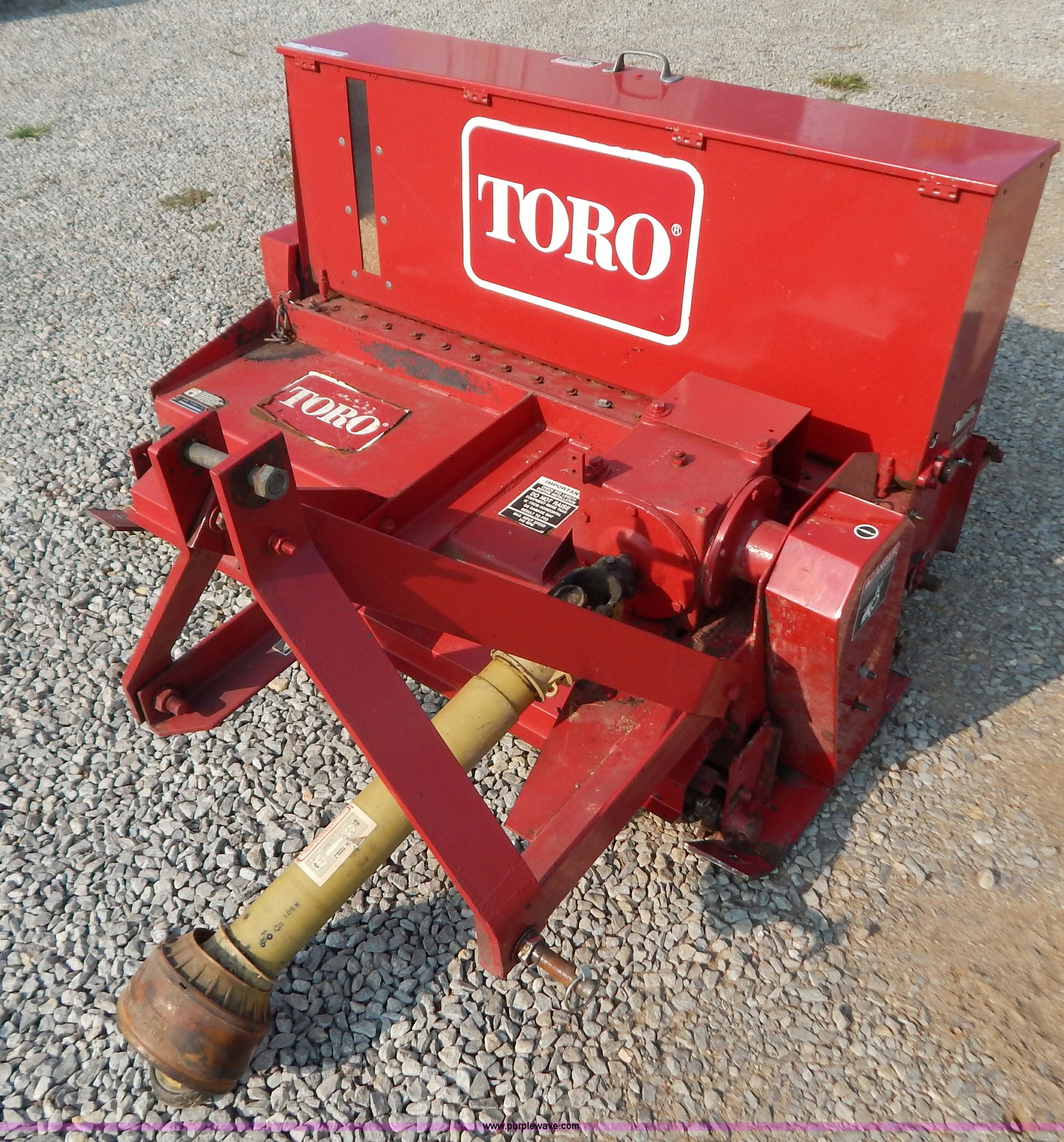 Toro over seeder in Higginsville, MO | Item AW9205 sold | Purple Wave