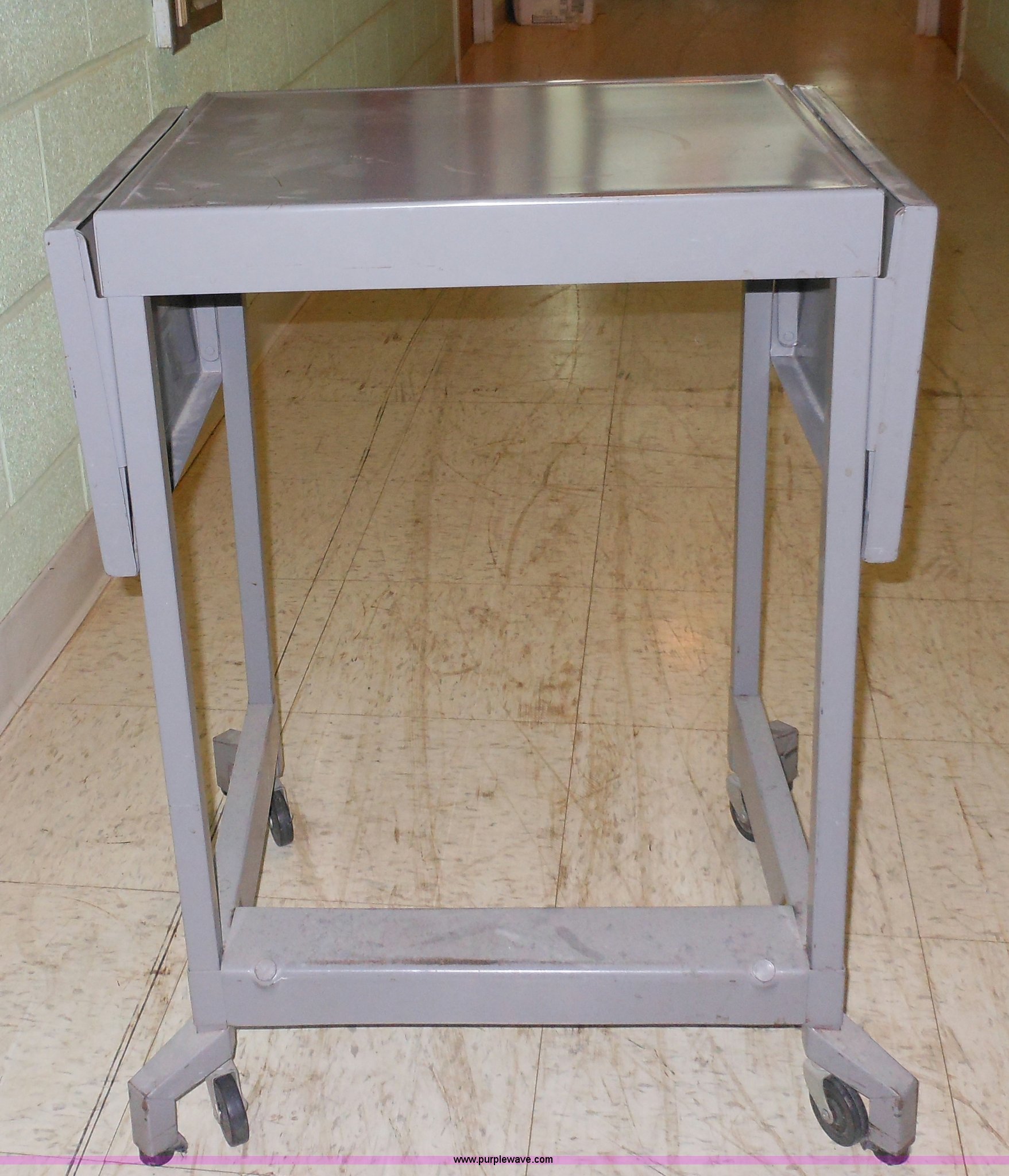 Small metal stand in Ottawa, KS | Item C1258 sold | Purple Wave