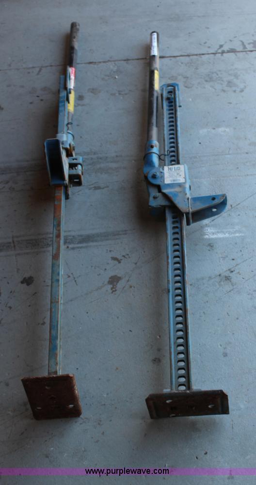 (2) Hi-Lift handy man jacks in Topeka, KS | Item AU9004 sold | Purple Wave