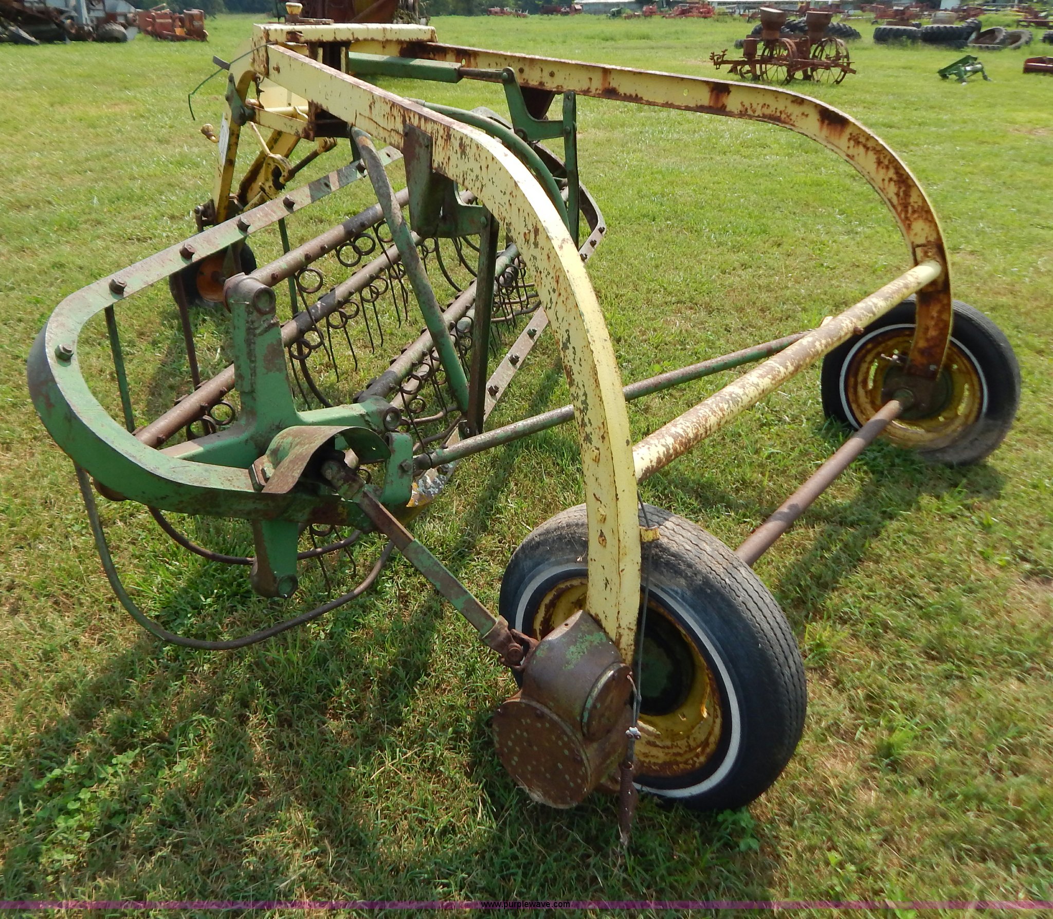 John Deere hay rake in Verona, MO | Item G3451 sold | Purple Wave