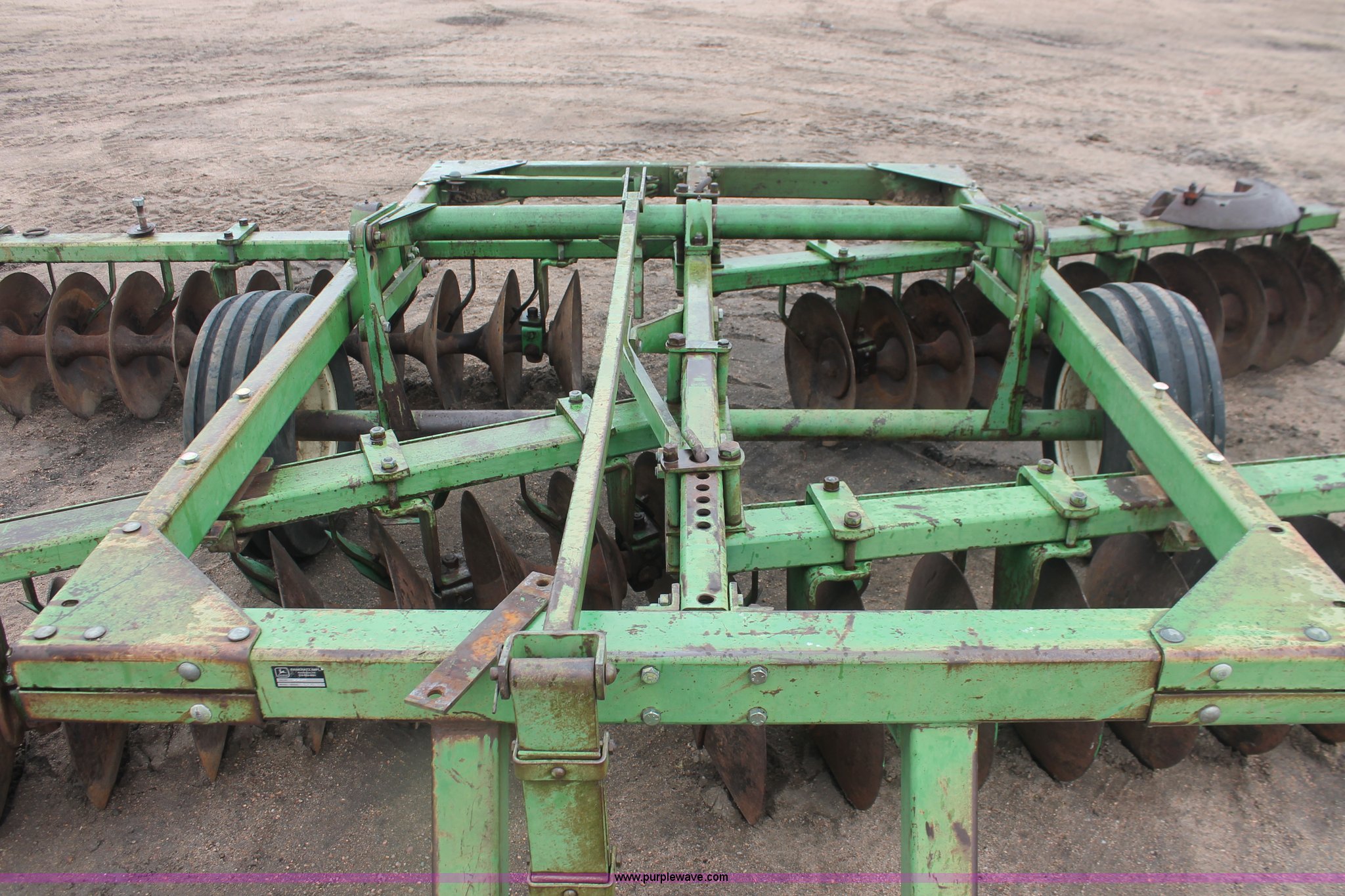 John Deere 4000 offset disk in Kinsley, KS | Item I8050 sold | Purple Wave