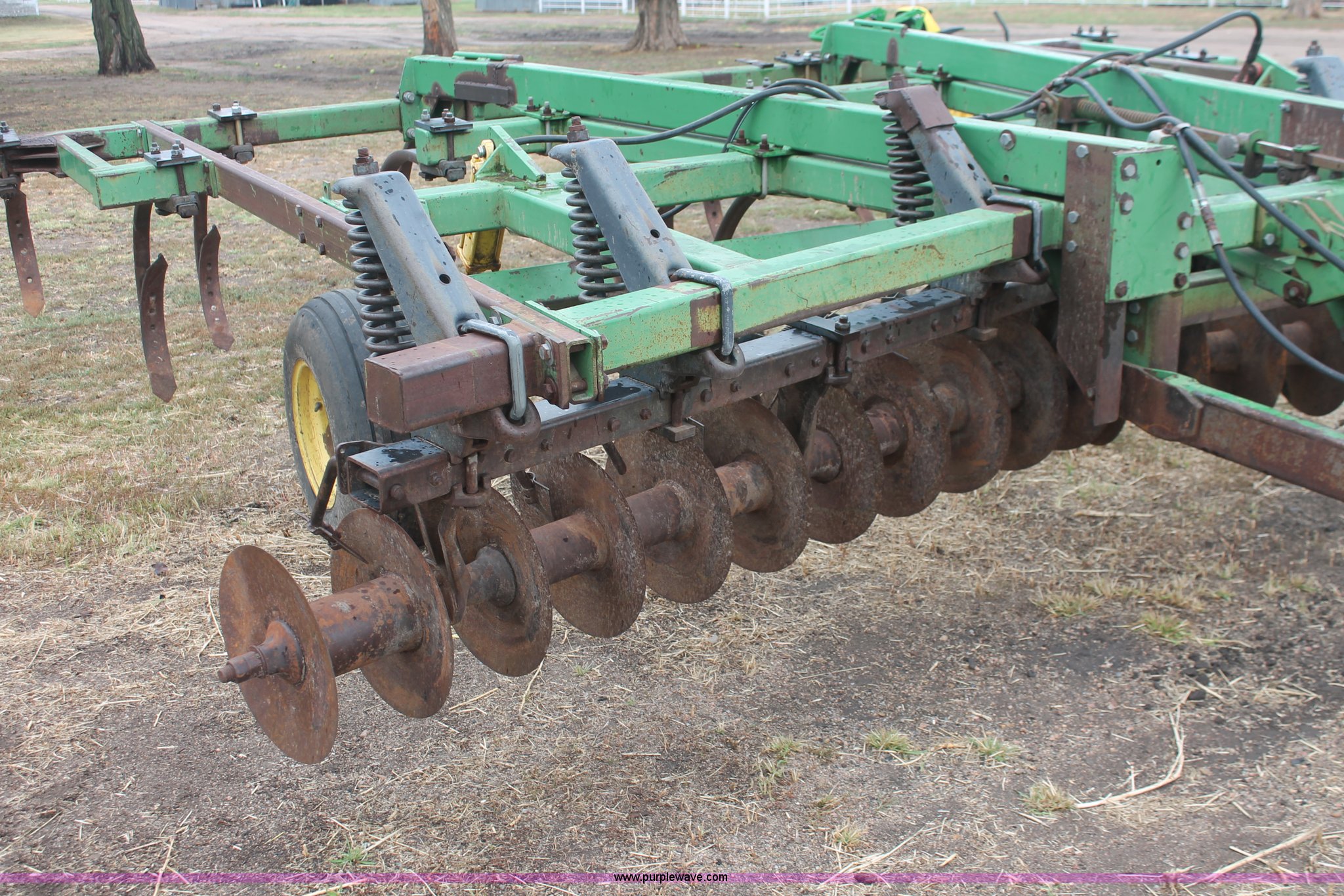 John Deere 714 chisel plow in Kinsley, KS | Item I8051 sold | Purple Wave