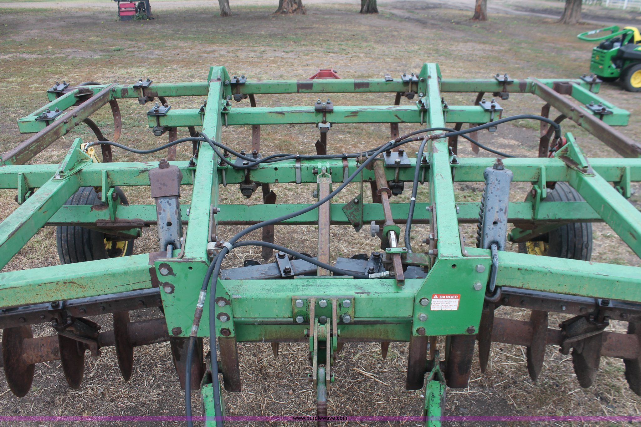 John Deere 714 chisel plow in Kinsley, KS | Item I8051 sold | Purple Wave
