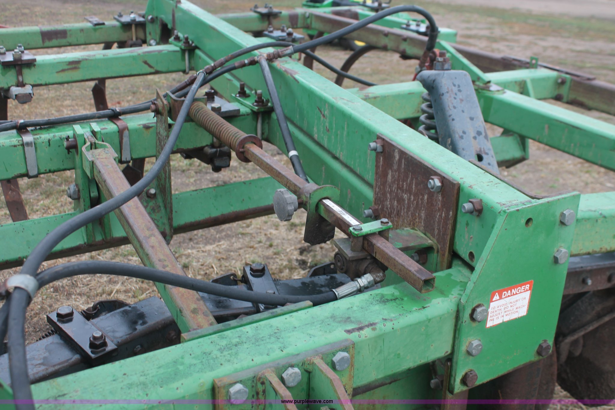 John Deere 714 chisel plow in Kinsley, KS | Item I8051 sold | Purple Wave