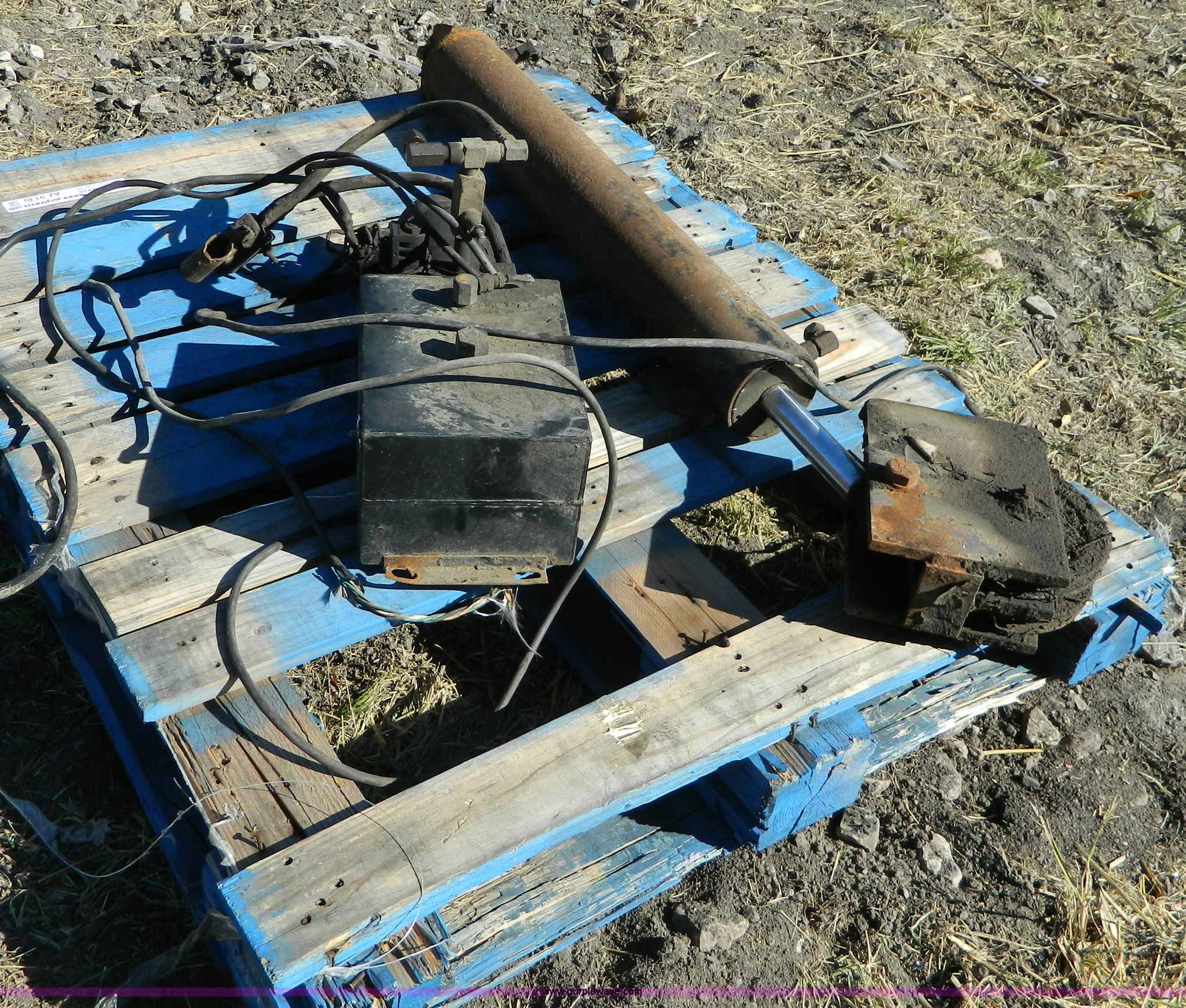 12V electric over hydraulic ram in Glasco, KS | Item AZ9130 sold ...