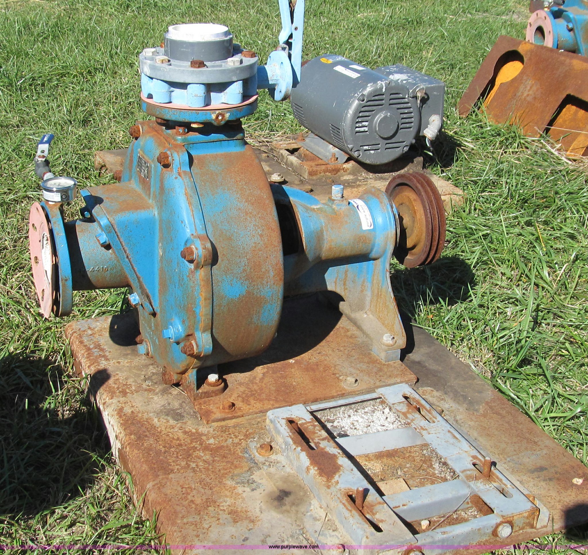 Crown Barnes pump in Princeton, MO | Item Z9742 sold | Purple Wave