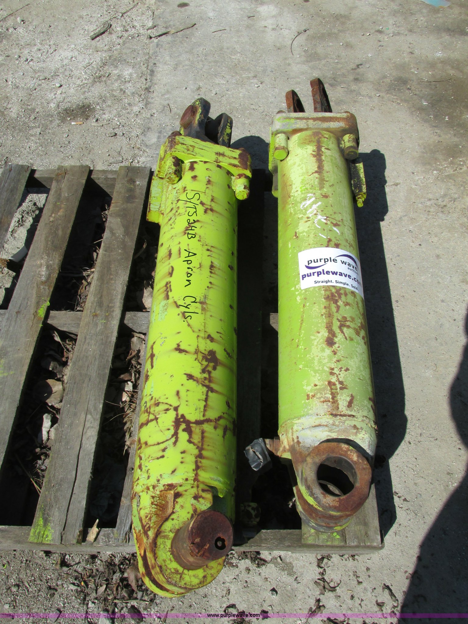 (2) Terrex S/TS24 apron cylinders in Liberty, MO | Item G3032 sold ...