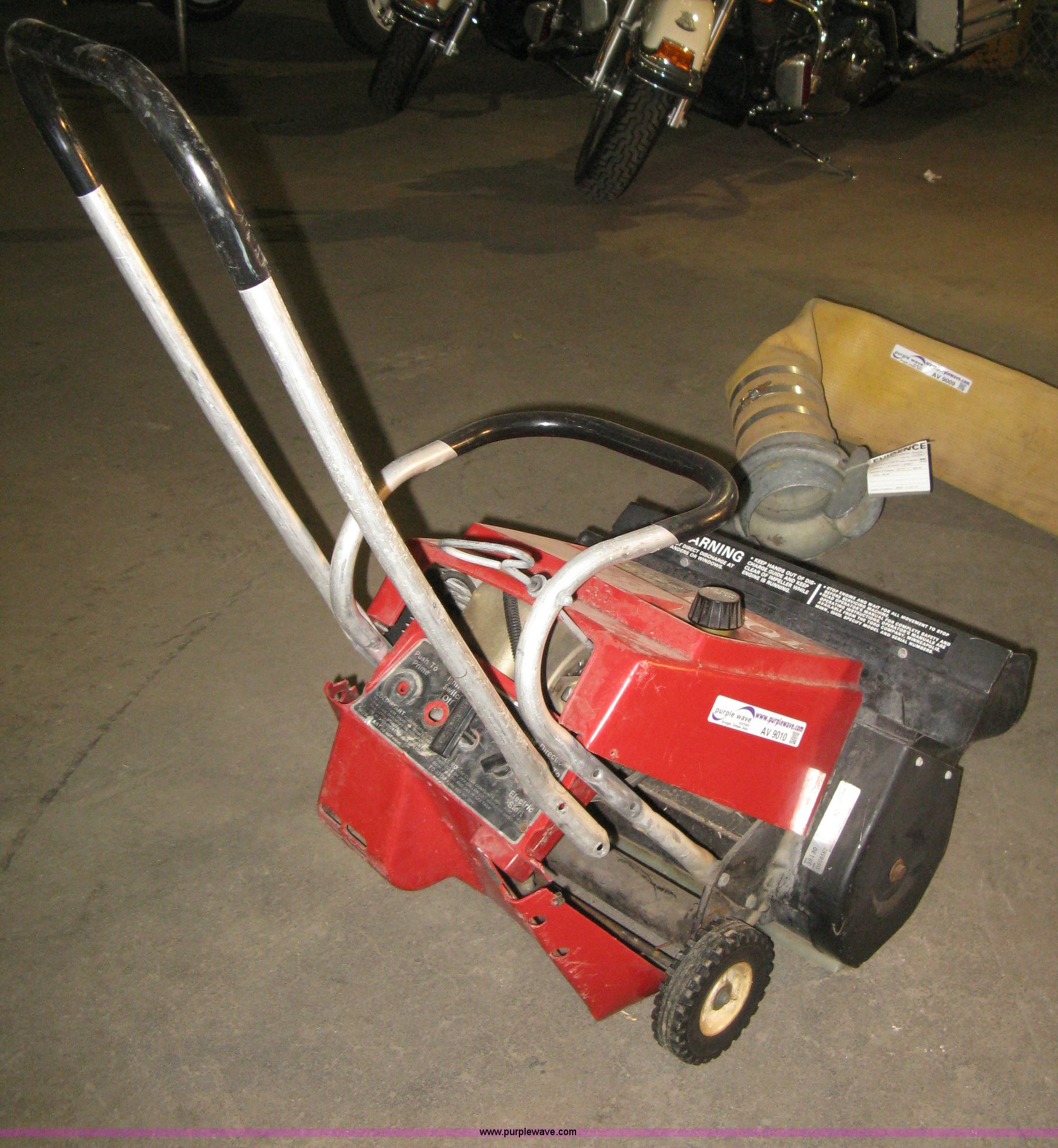 Toro S200 snow blower in Wichita, KS | Item AV9010 sold | Purple Wave