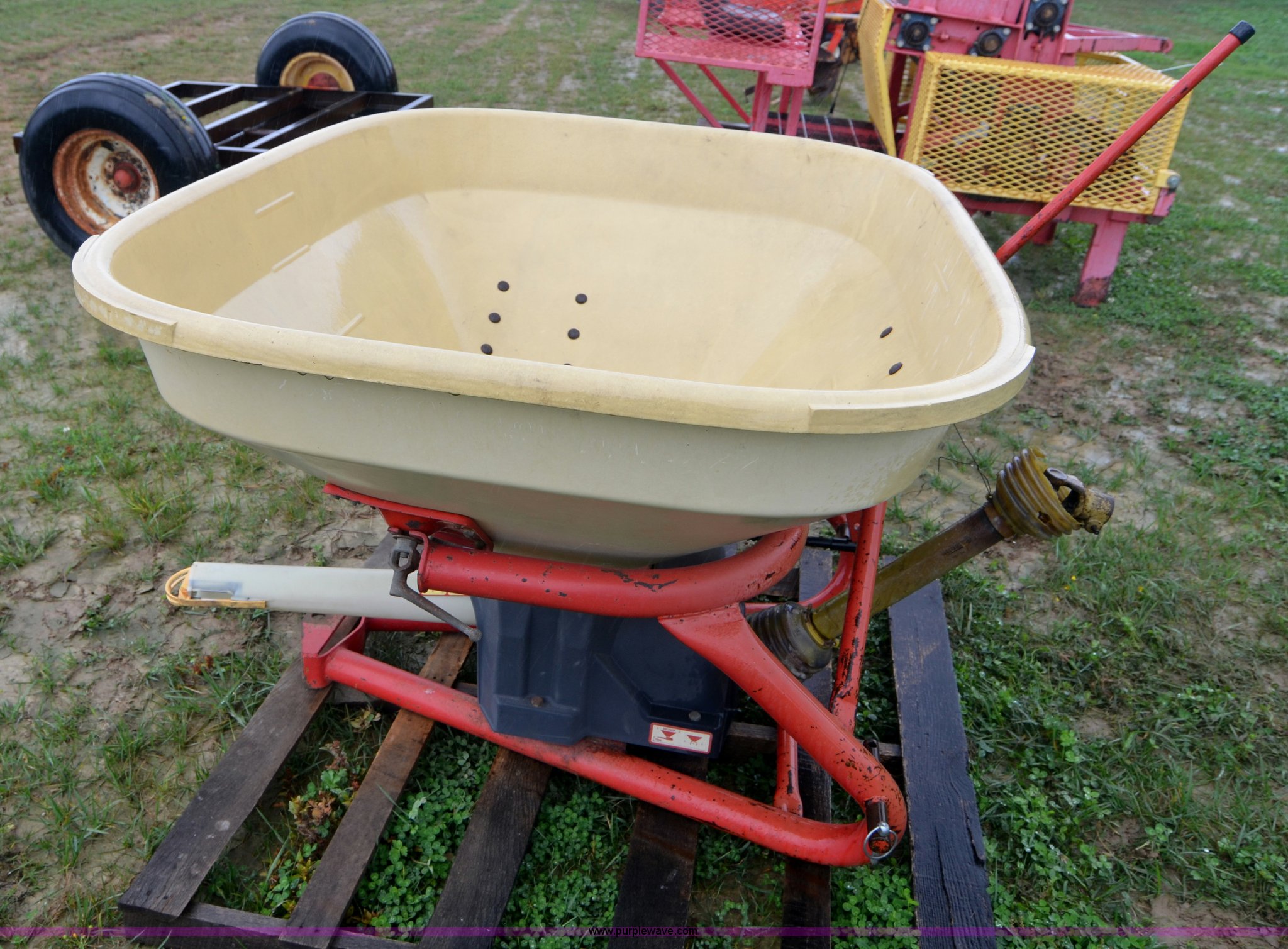 Vicon spreader in Riddleton, TN | Item A4970 sold | Purple Wave