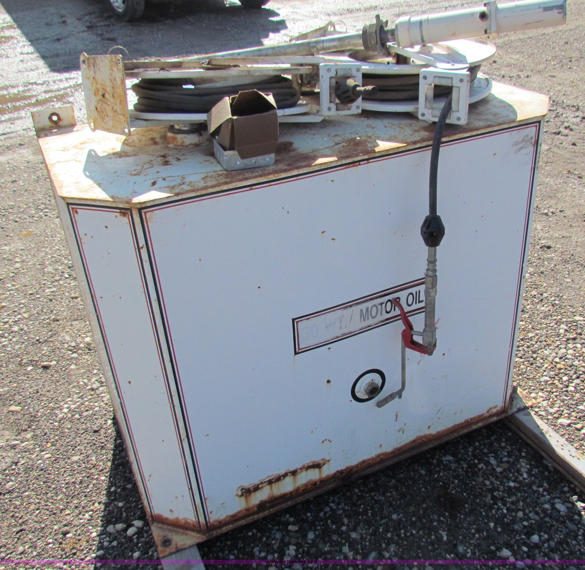 Divide Bunk oil tank in Emporia, KS | Item G4368 sold | Purple Wave