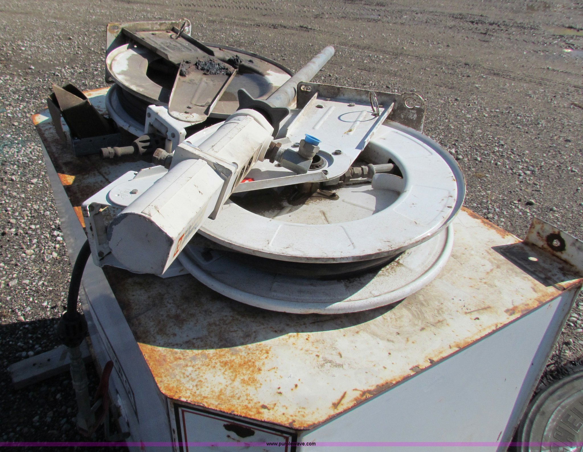 Divide Bunk oil tank in Emporia, KS | Item G4368 sold | Purple Wave