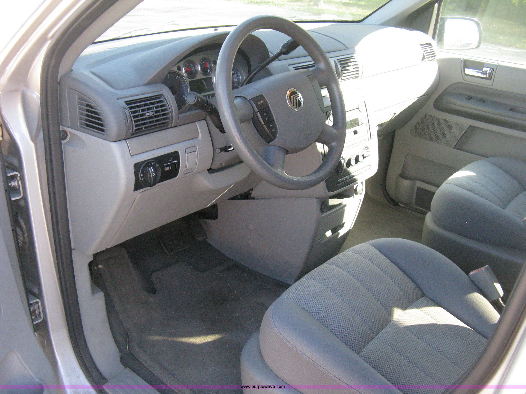 2004 Mercury Monterey van in Hesston, KS | Item H4484 sold | Purple Wave