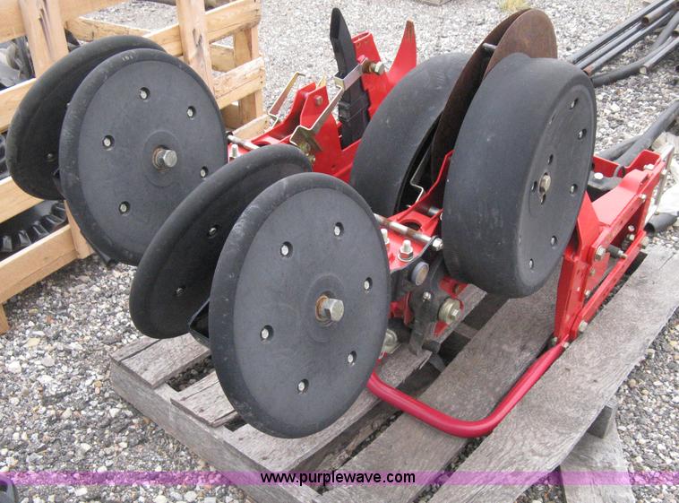 (5) White 8000 series planter row units in Hesston, KS | Item AX9742 ...