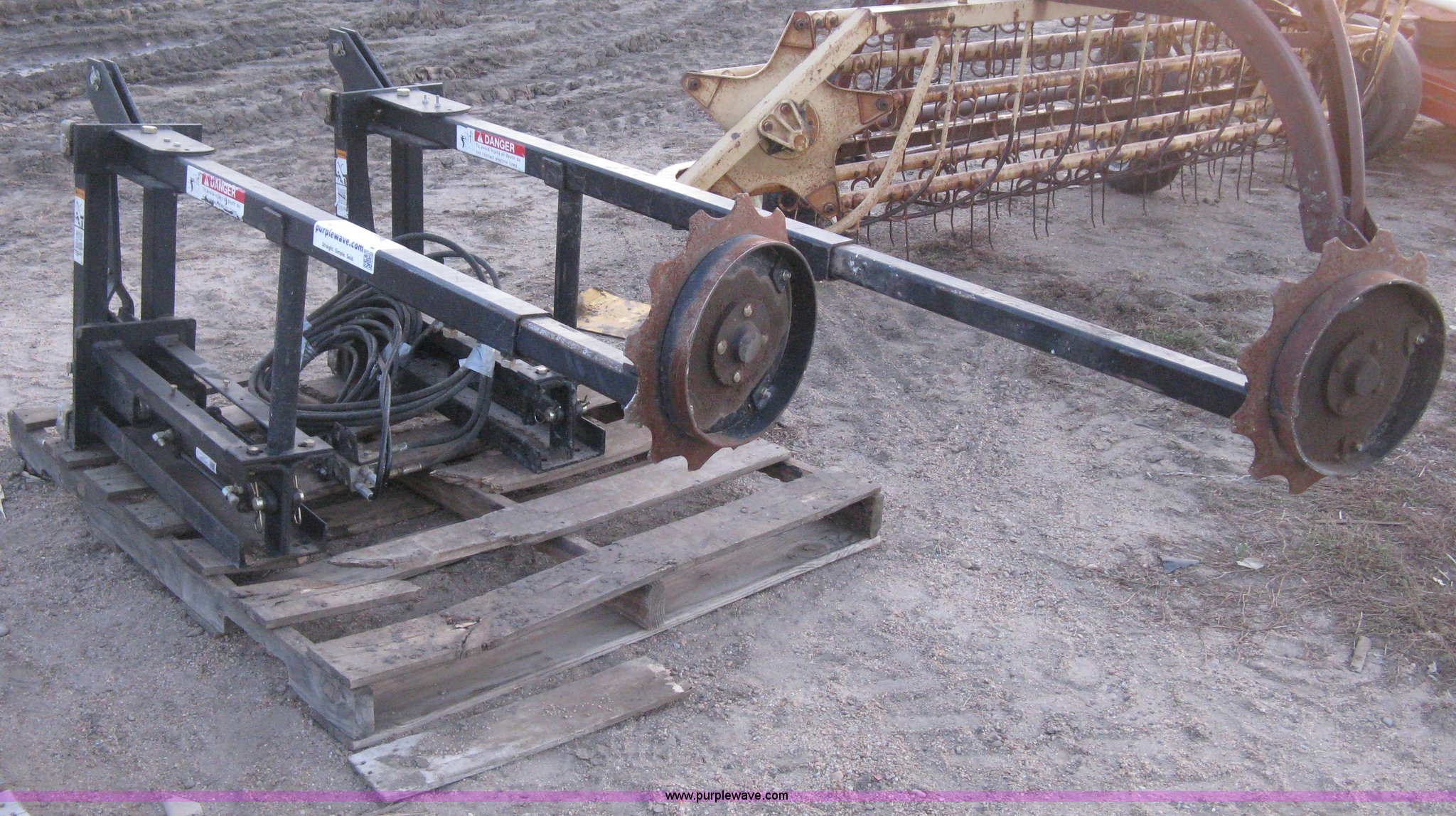 (2) hydraulic lift row markers in Kinsley, KS | Item H4354 sold ...