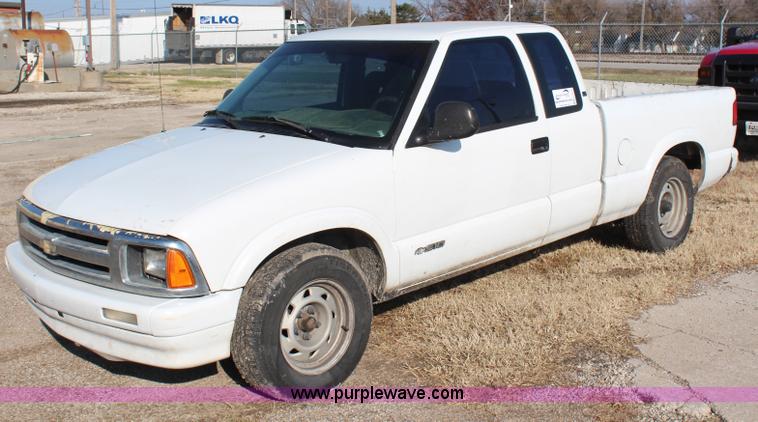 1997 Chevrolet S10 Ext. Cab pickup truck in Topeka, KS | Item H7874 ...