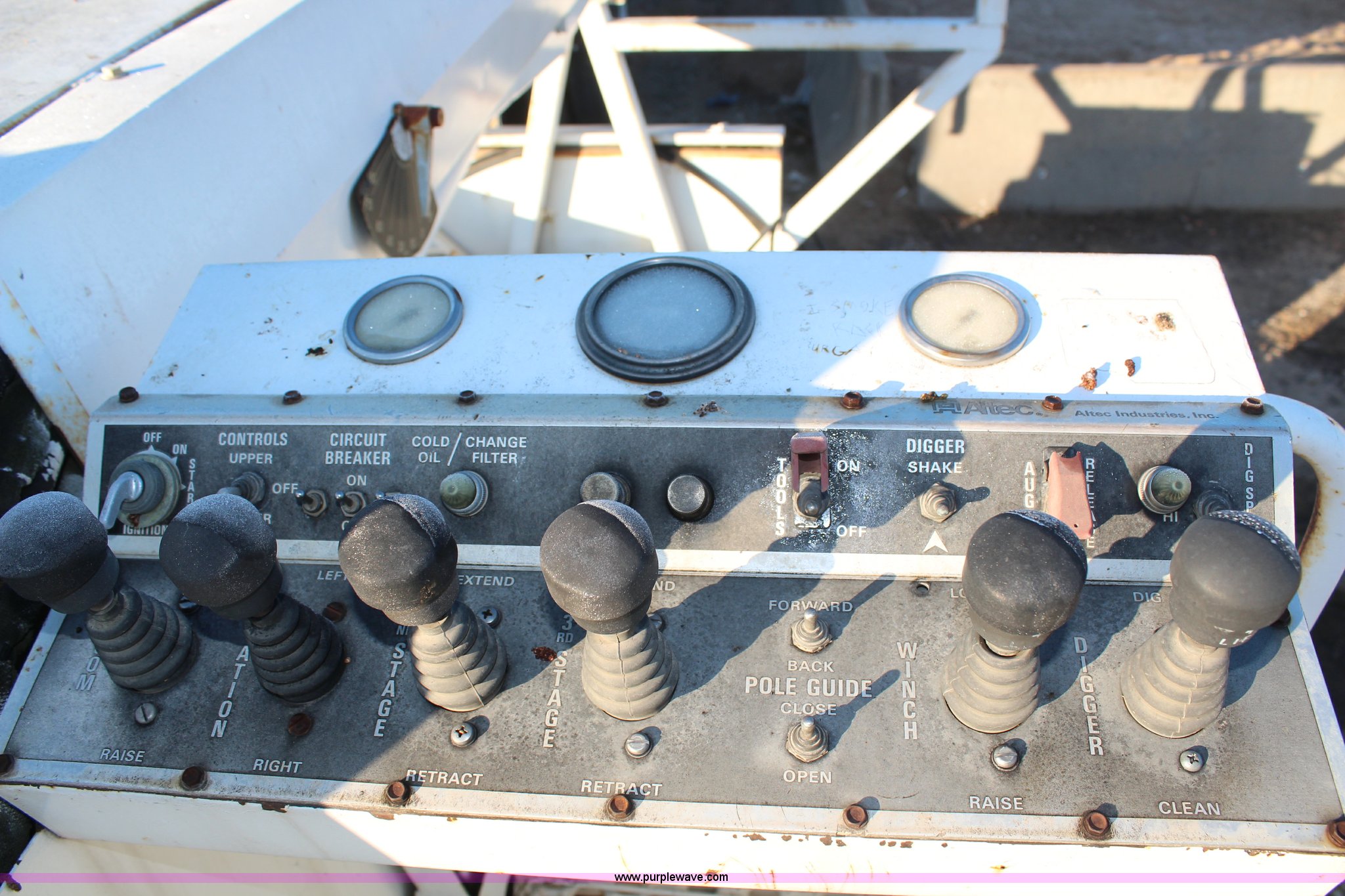 1994 Altec digger derrick bed in Topeka , KS | Item H7754 sold | Purple ...