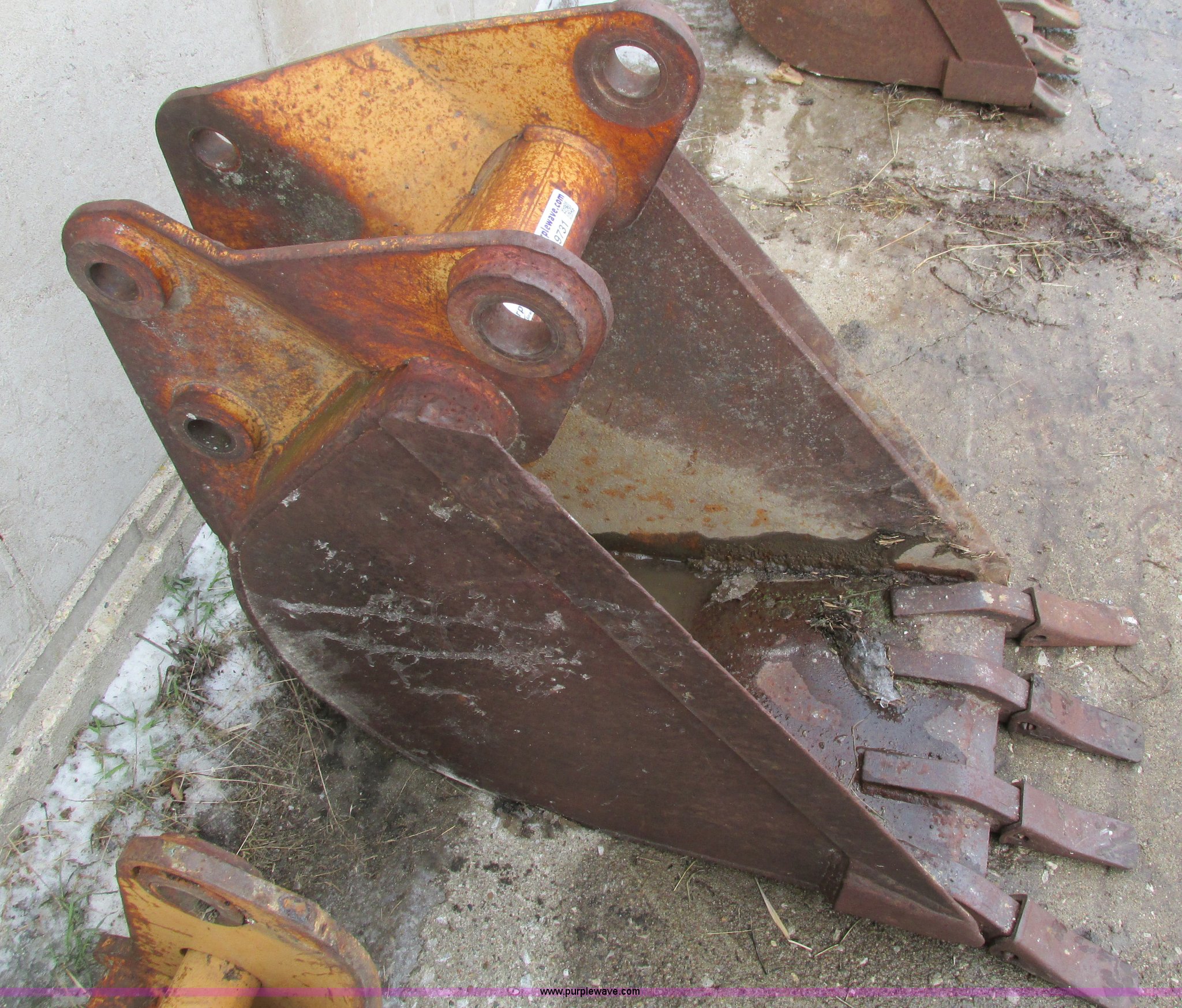 Case 580 buckets in Davenport, IA | Item AY9731 sold | Purple Wave