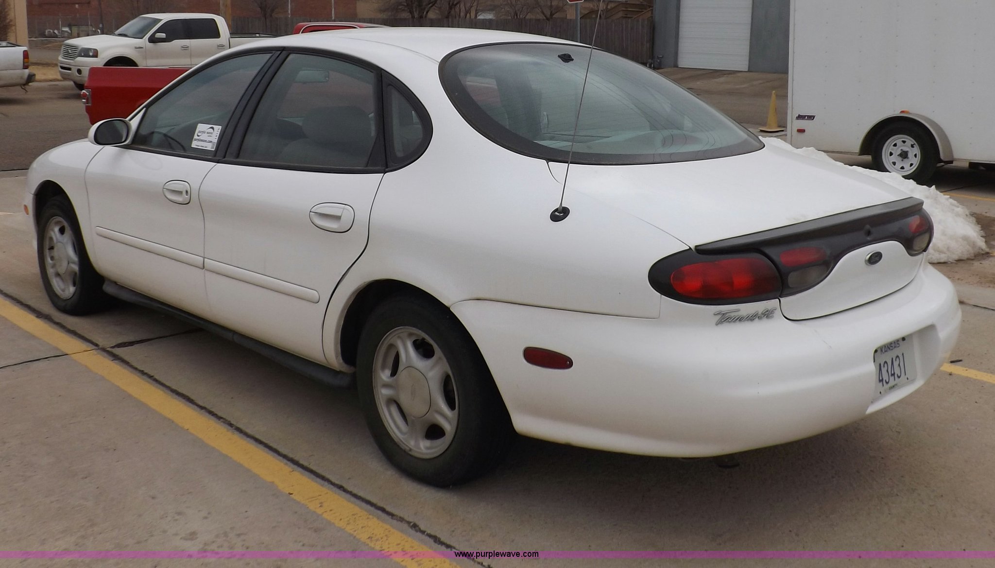 1998 Ford Taurus LX in Liberal, KS | Item I9179 sold | Purple Wave