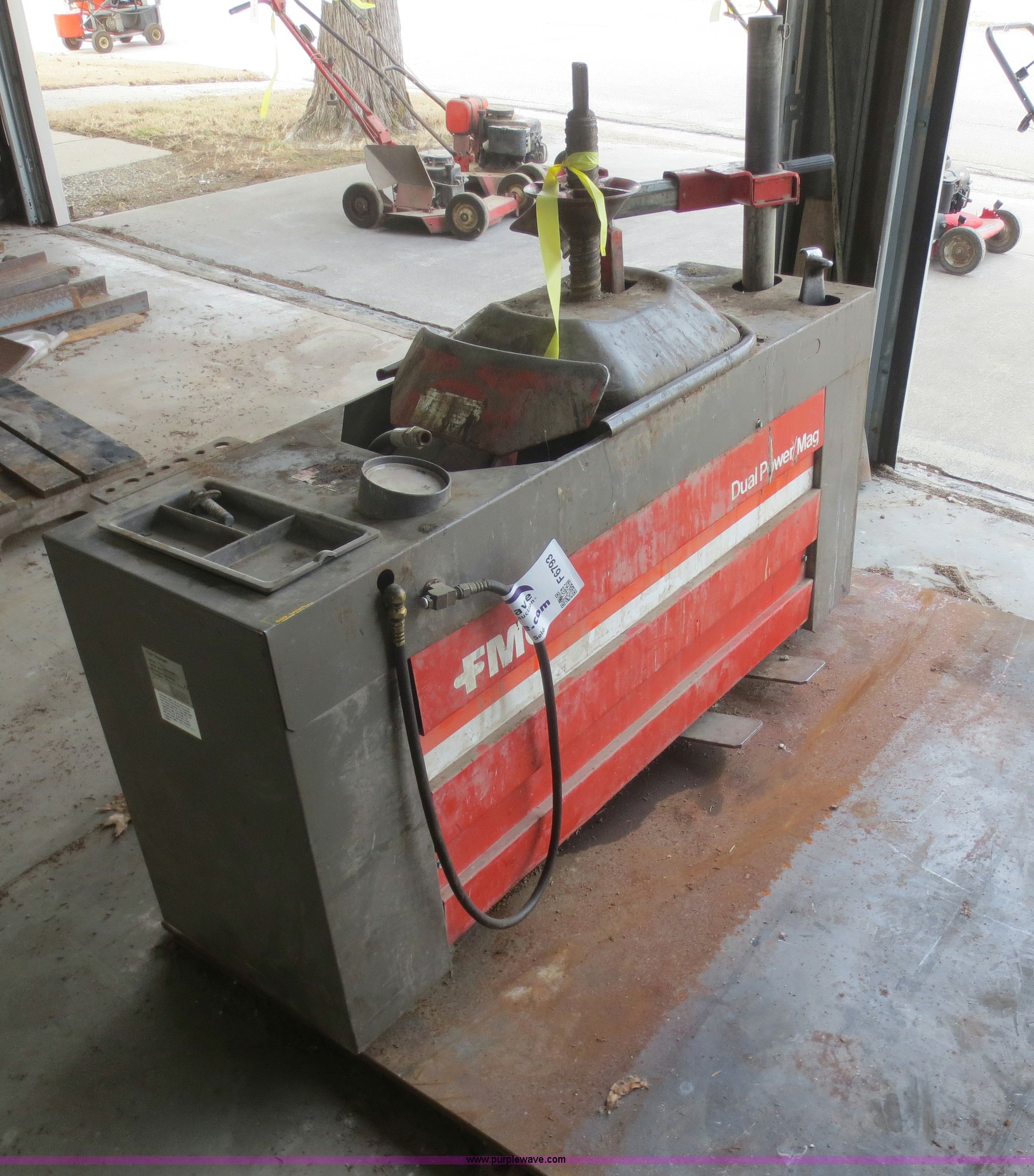 1985 FMC 7600 little center post tire machine in Chanute, KS | Item ...