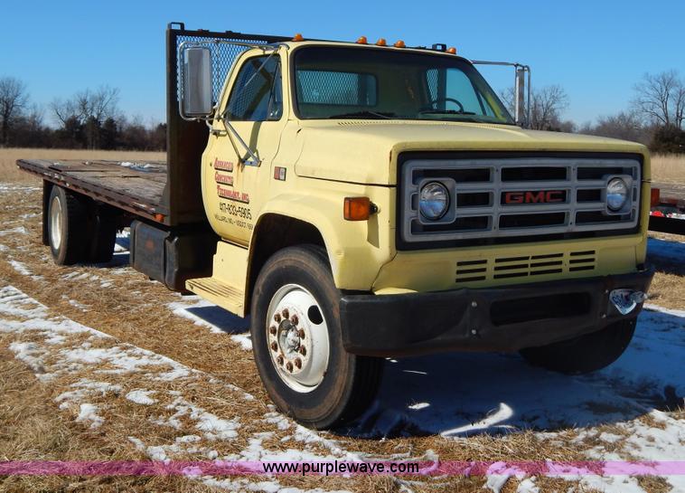 1986 GMC TopKick 7000 flatbed truck in Springfield, MO | Item I1157 sold | Purple Wave