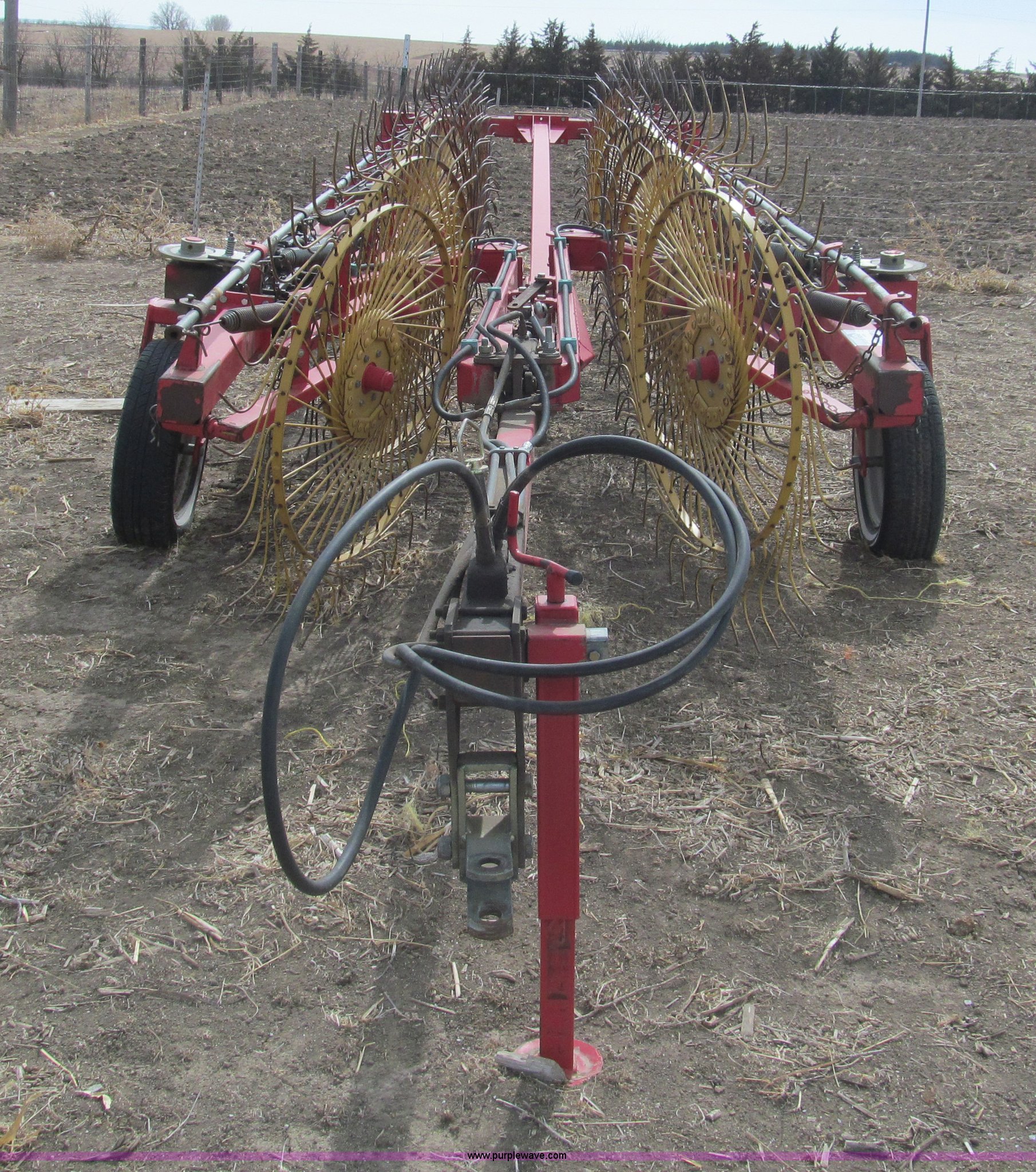 Tonutti V10 wheel rake in Phillipsburg, KS | Item I7243 sold | Purple Wave