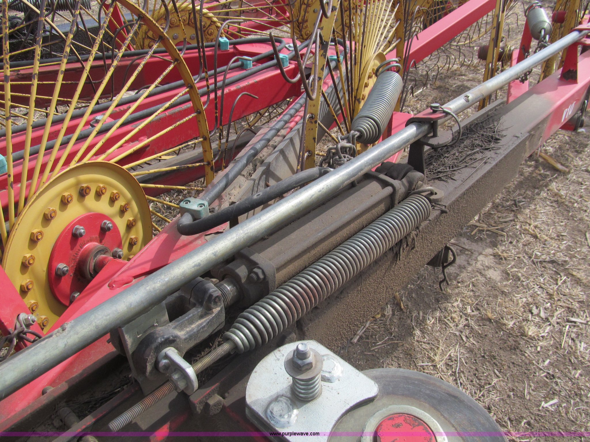 Tonutti V10 wheel rake in Phillipsburg, KS | Item I7243 sold | Purple Wave