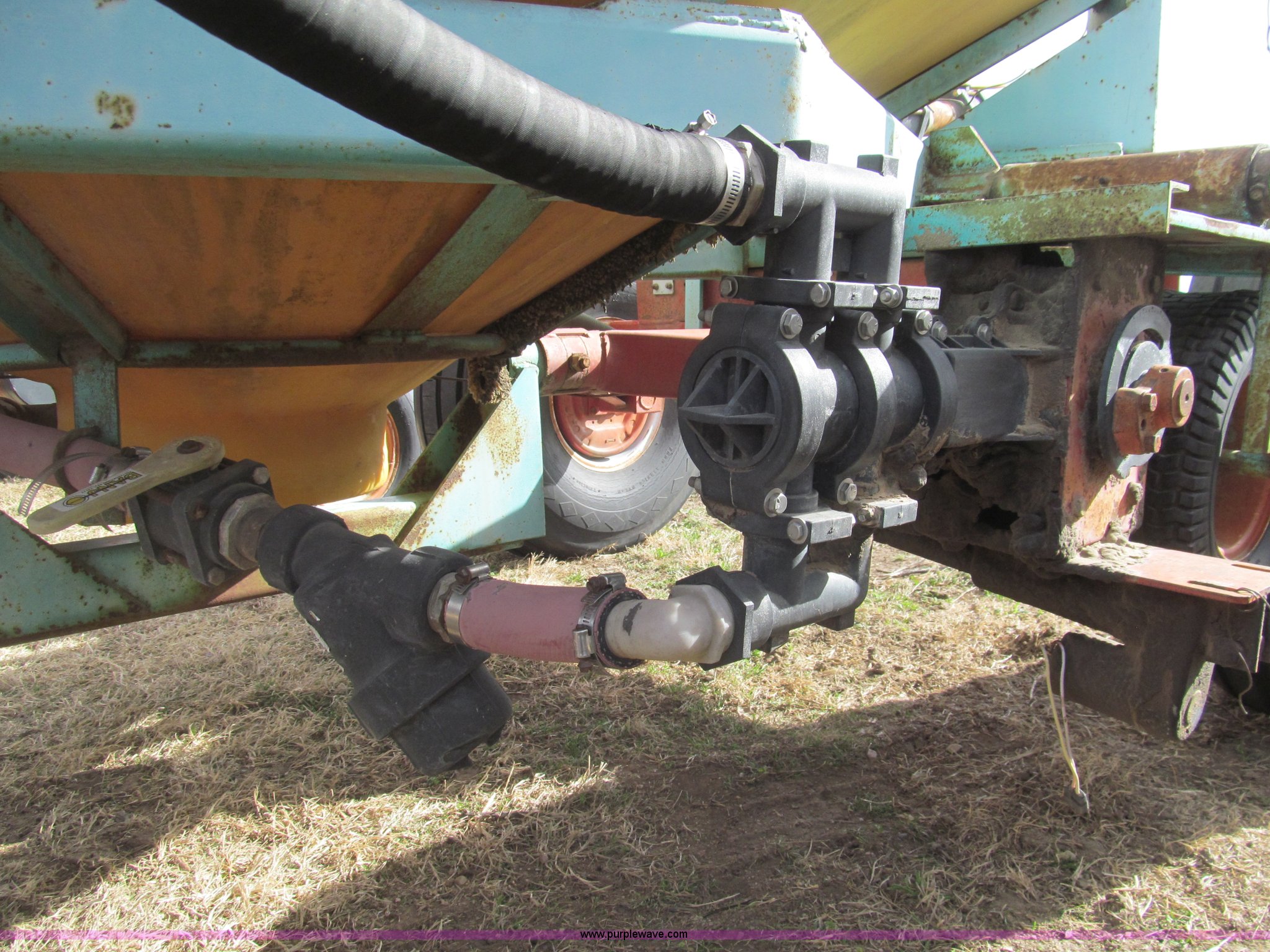 1,600 gallon liquid fertilizer tote trailer in Hoisington, KS | Item ...