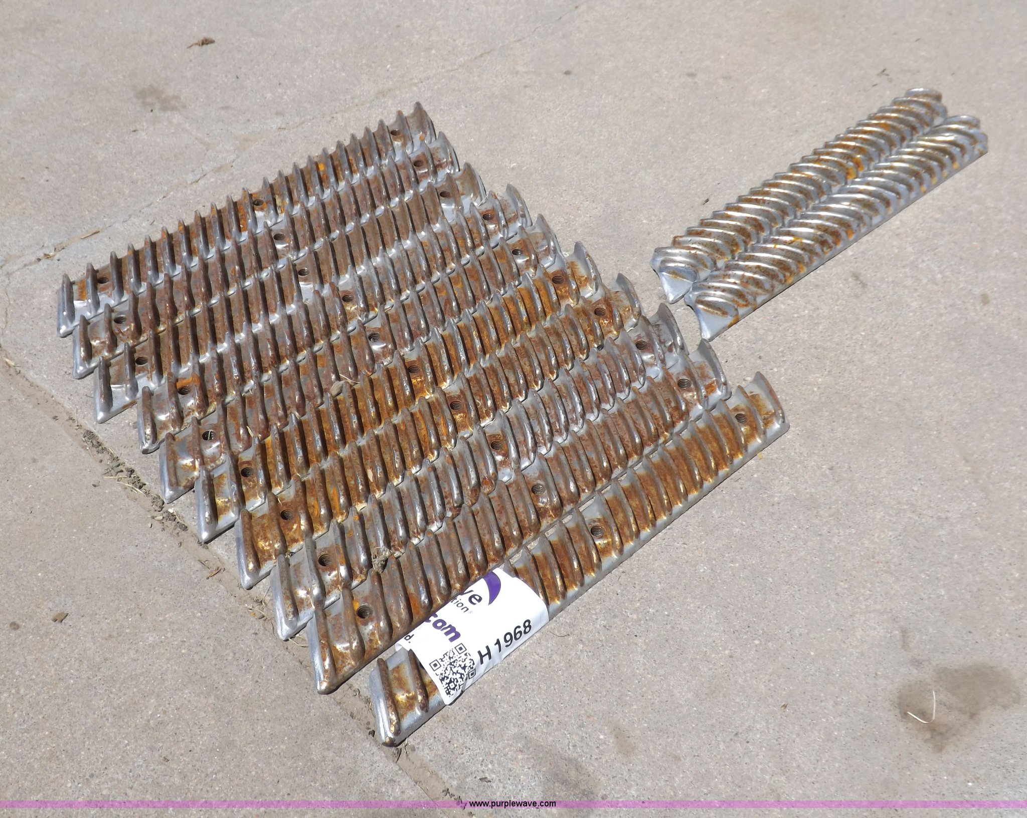 (12) Gleaner rasp bars in Ulysses, KS | Item H1968 sold | Purple Wave
