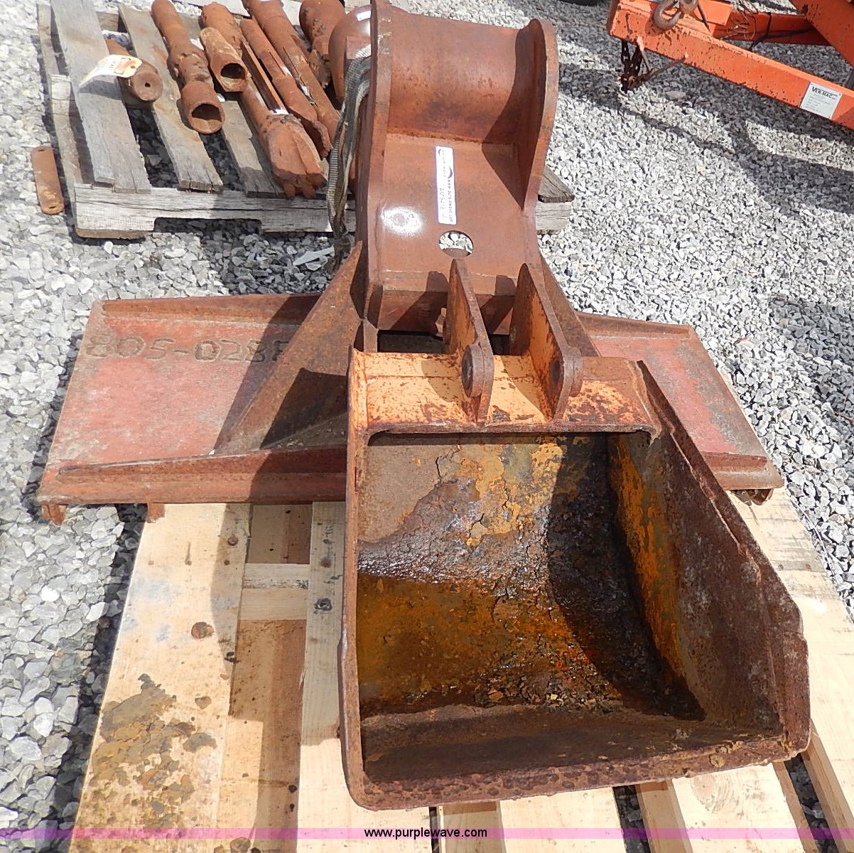 Case 560 18"W bucket in Olathe, KS | Item AM9418 sold | Purple Wave